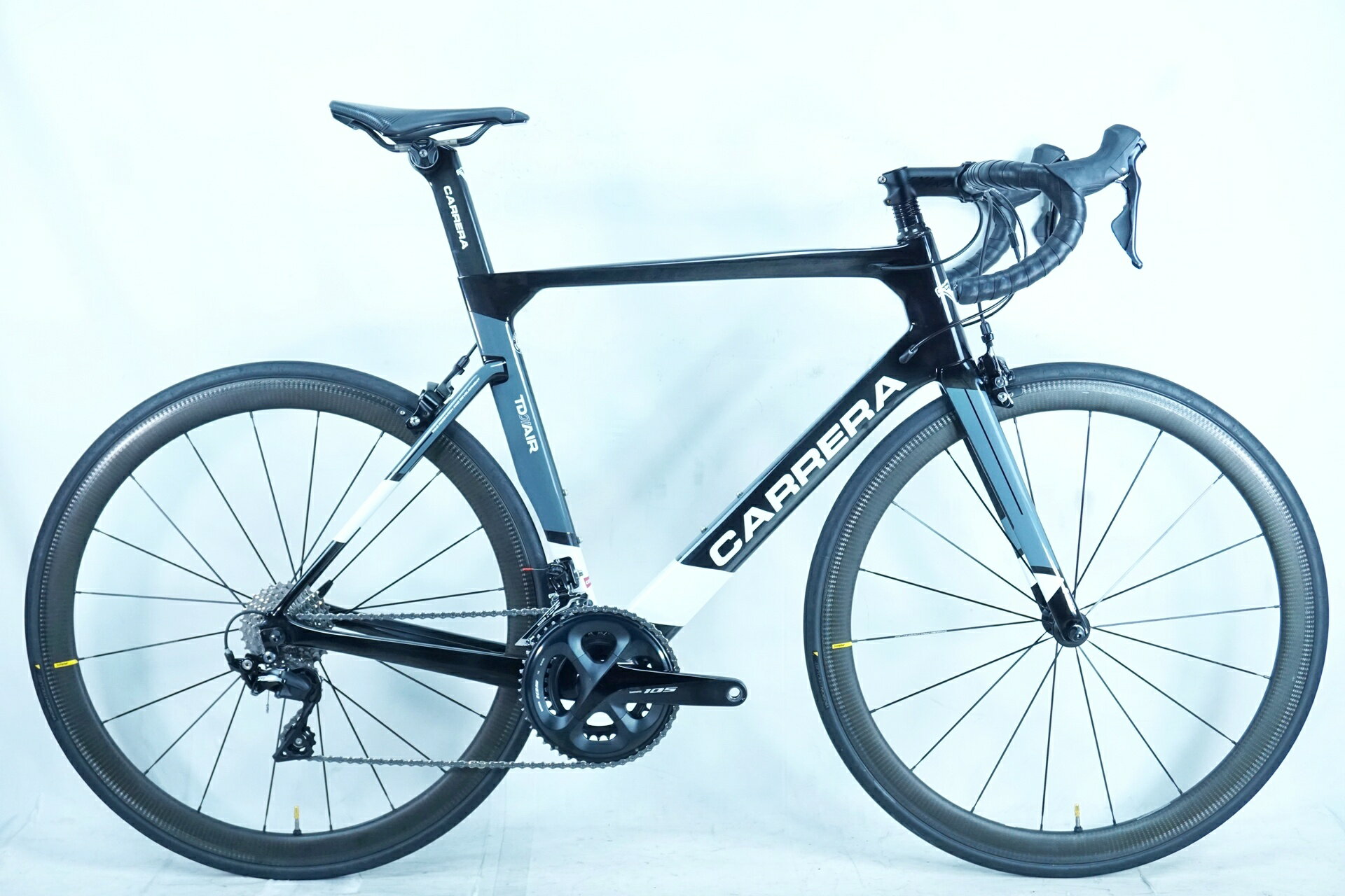 ■商品情報 メーカーサイズ:56 シートチューブ(C-T): 540mm トップチューブ(C-C):560mm(ホリゾンタル換算) 適応身長:175-185cm(目安) 重量:約7.7kg フレーム材質:カーボン フロントフォーク:カーボン...
