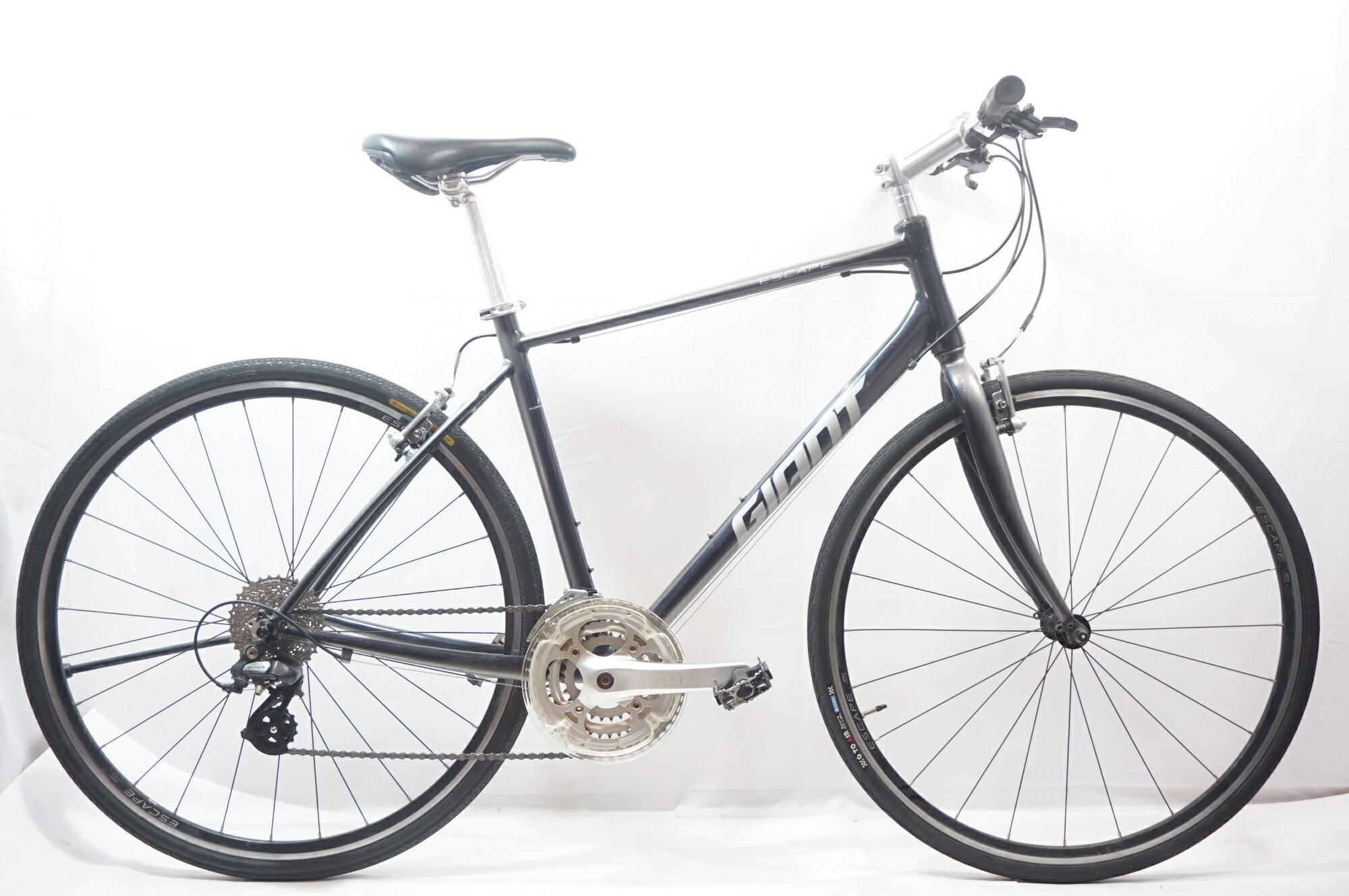 ■商品情報 メーカーサイズ:M シートチューブ(C-T): 500mm トップチューブ(C-C):565mm(ホリゾンタル換算) 適応身長:170-185cm(目安) 重量:約11.5kg フレーム材質:アルミ フロントフォーク:スチール ...