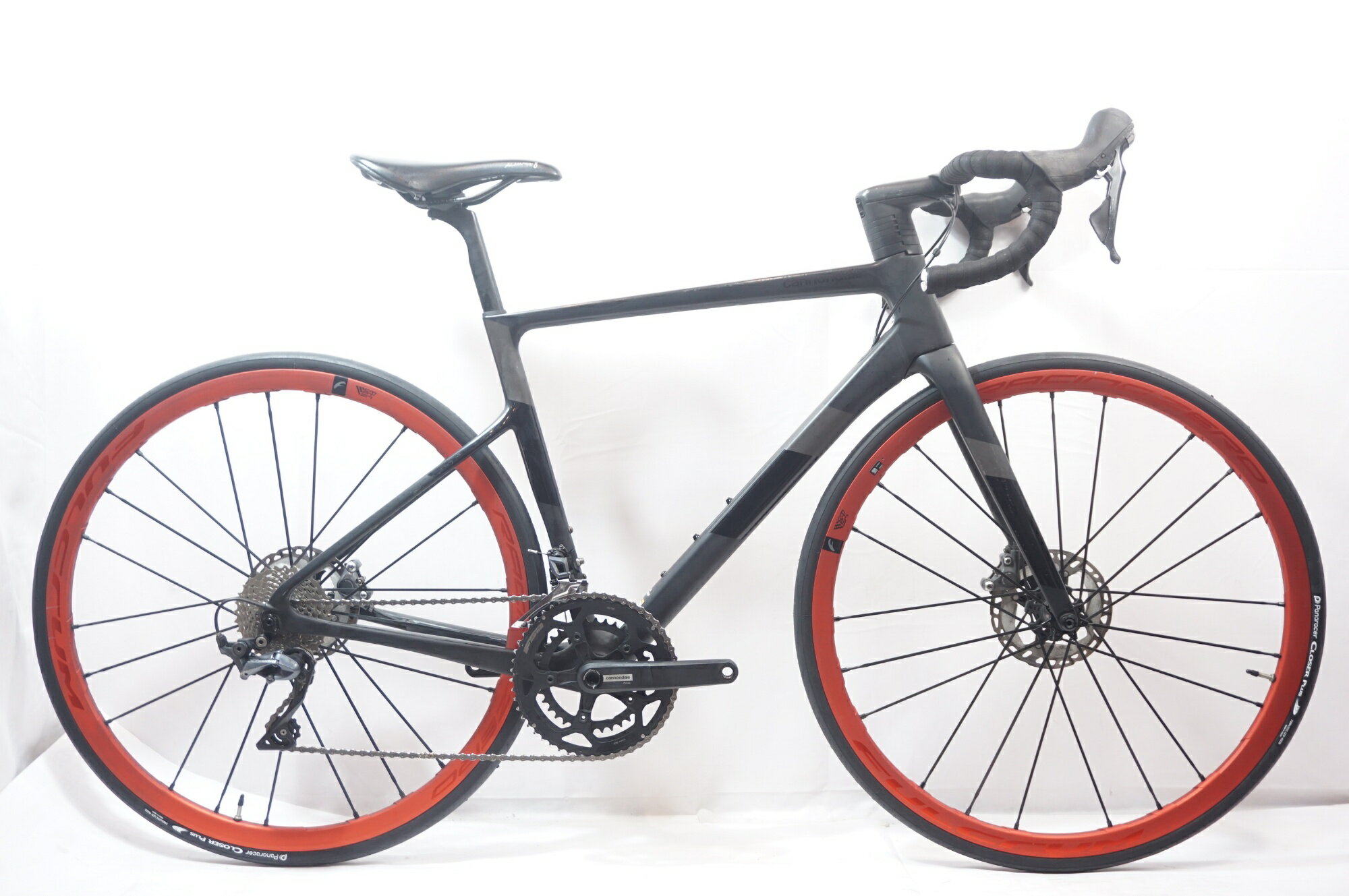 ■商品情報 メーカーサイズ:51 シートチューブ(C-T): 477mm トップチューブ(C-C):528mm(ホリゾンタル換算) 適応身長:165-175cm(目安) 重量:約7.7kg フレーム材質:カーボン フロントフォーク:カーボン...