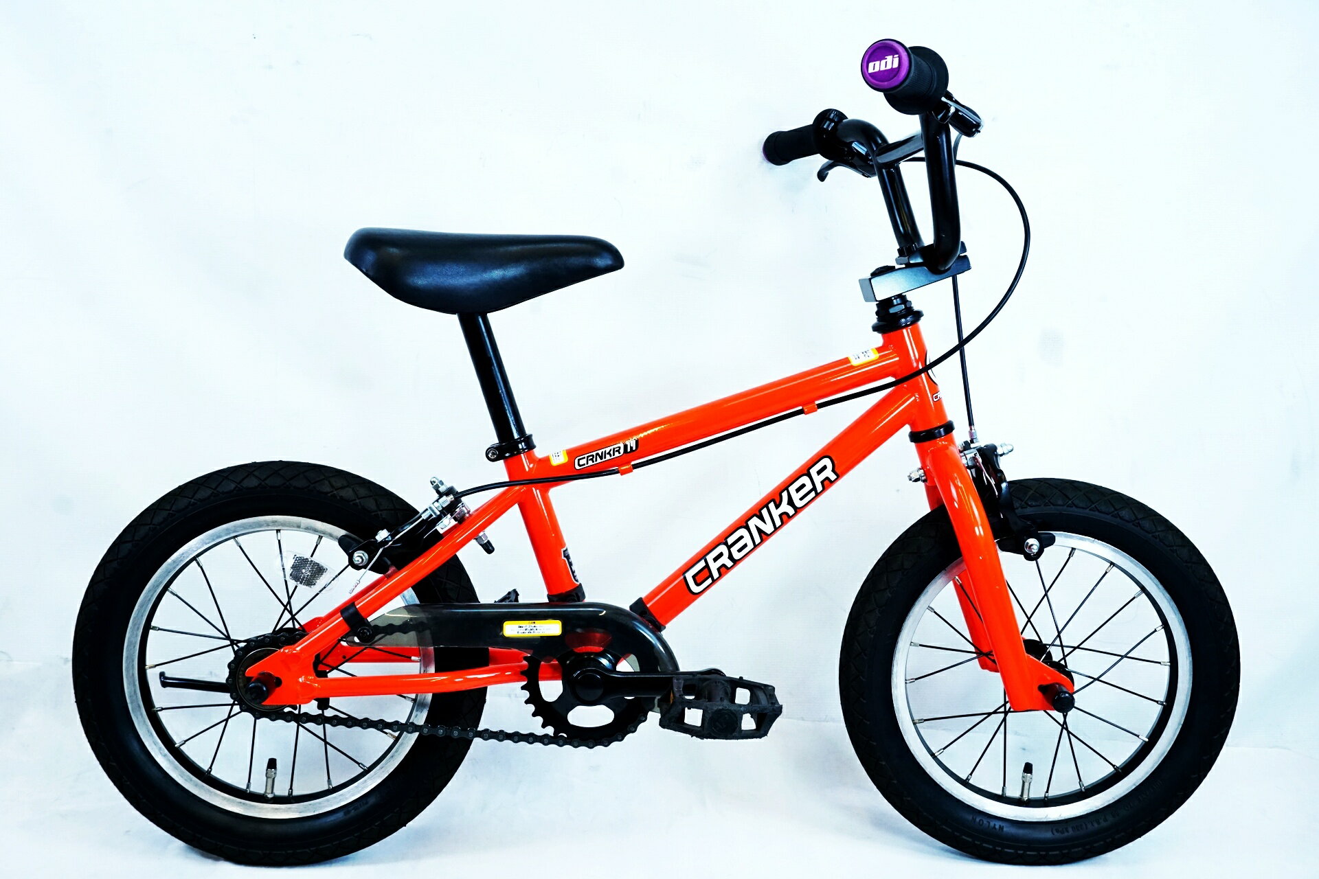 ■商品情報 メーカーサイズ:14インチ シートチューブ(C-T): 210mm トップチューブ(C-C):360mm(ホリゾンタル換算) 適応身長:95-120cm(目安) 重量:約9.07kg フレーム材質:スチール フロントフォーク:ス...