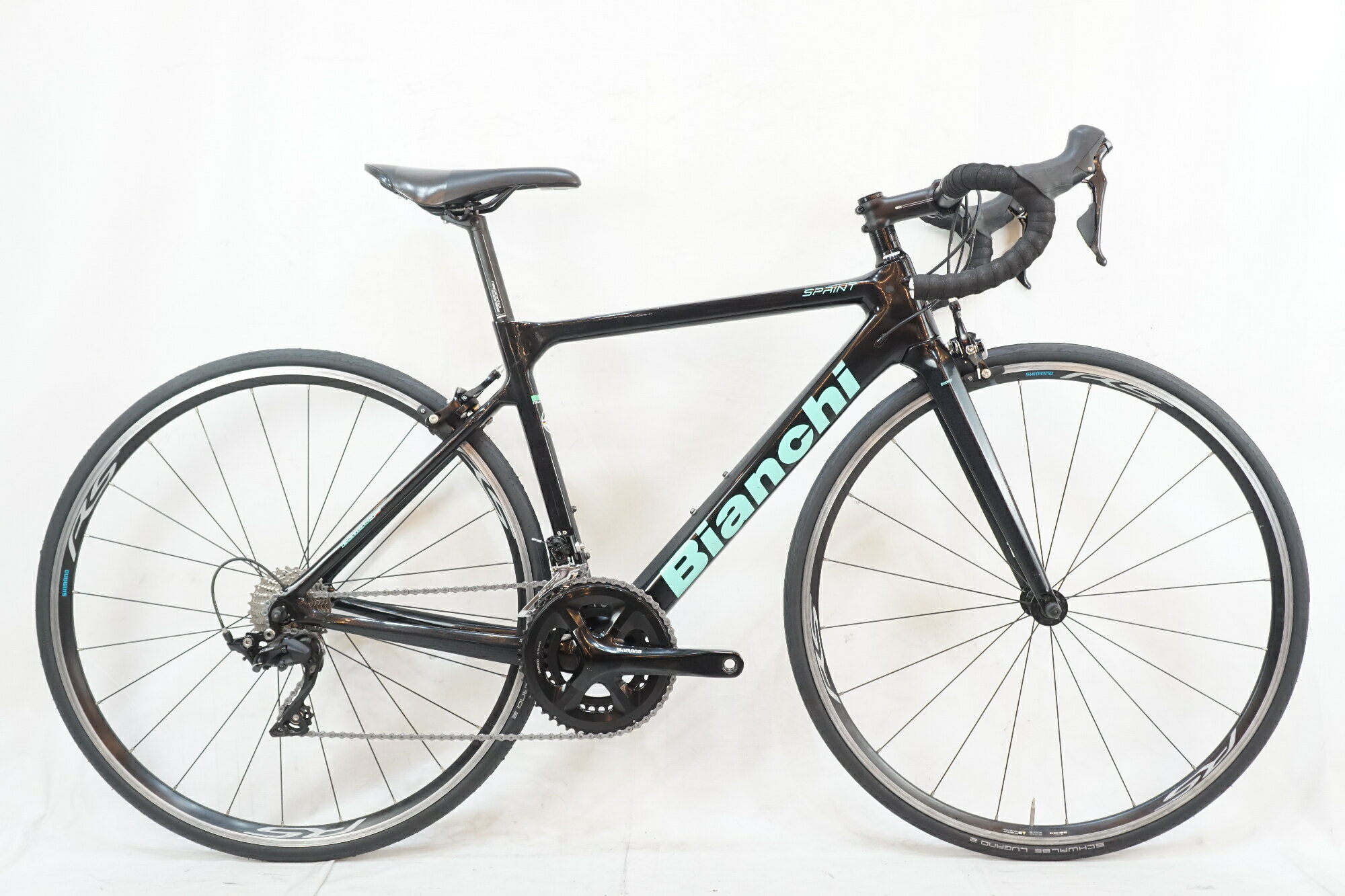 ■商品情報メーカーサイズ:50シートチューブ(C-T): 450mmトップチューブ(C-C):525mm(ホリゾンタル換算)適応身長:160-170cm(目安)重量:約8.8kgフレーム材質:カーボンメインコンポ;SHIMANO 105 R...