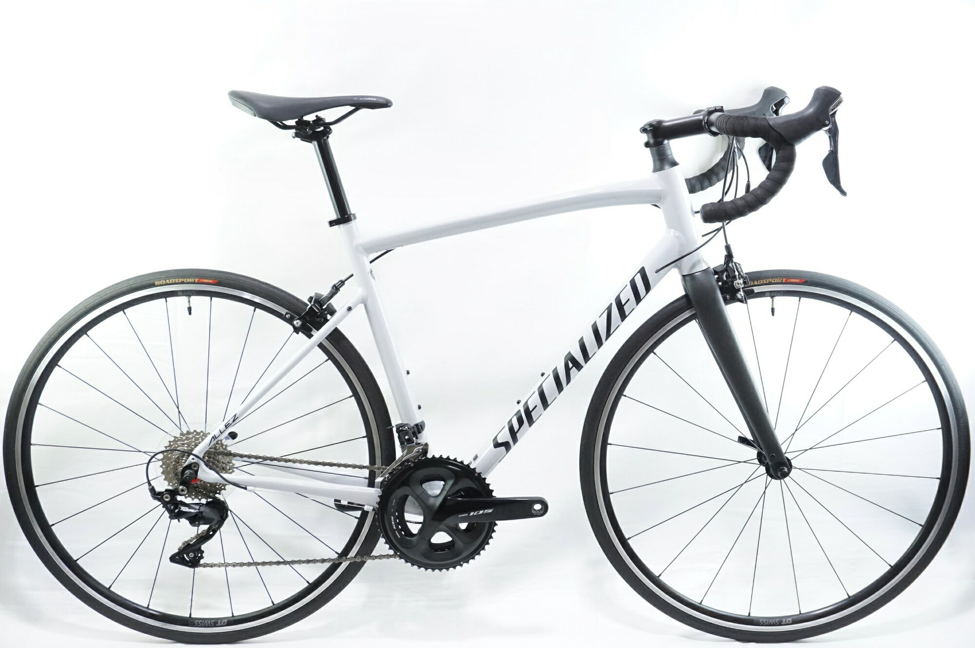 ■商品情報メーカーサイズ:56シートチューブ(C-T): 530mmトップチューブ(C-C):564mm(ホリゾンタル換算)適応身長:180-cm(目安)重量:約9.1kgフレーム材質:アルミフロントフォーク:カーボンレバー:SHIMANO...