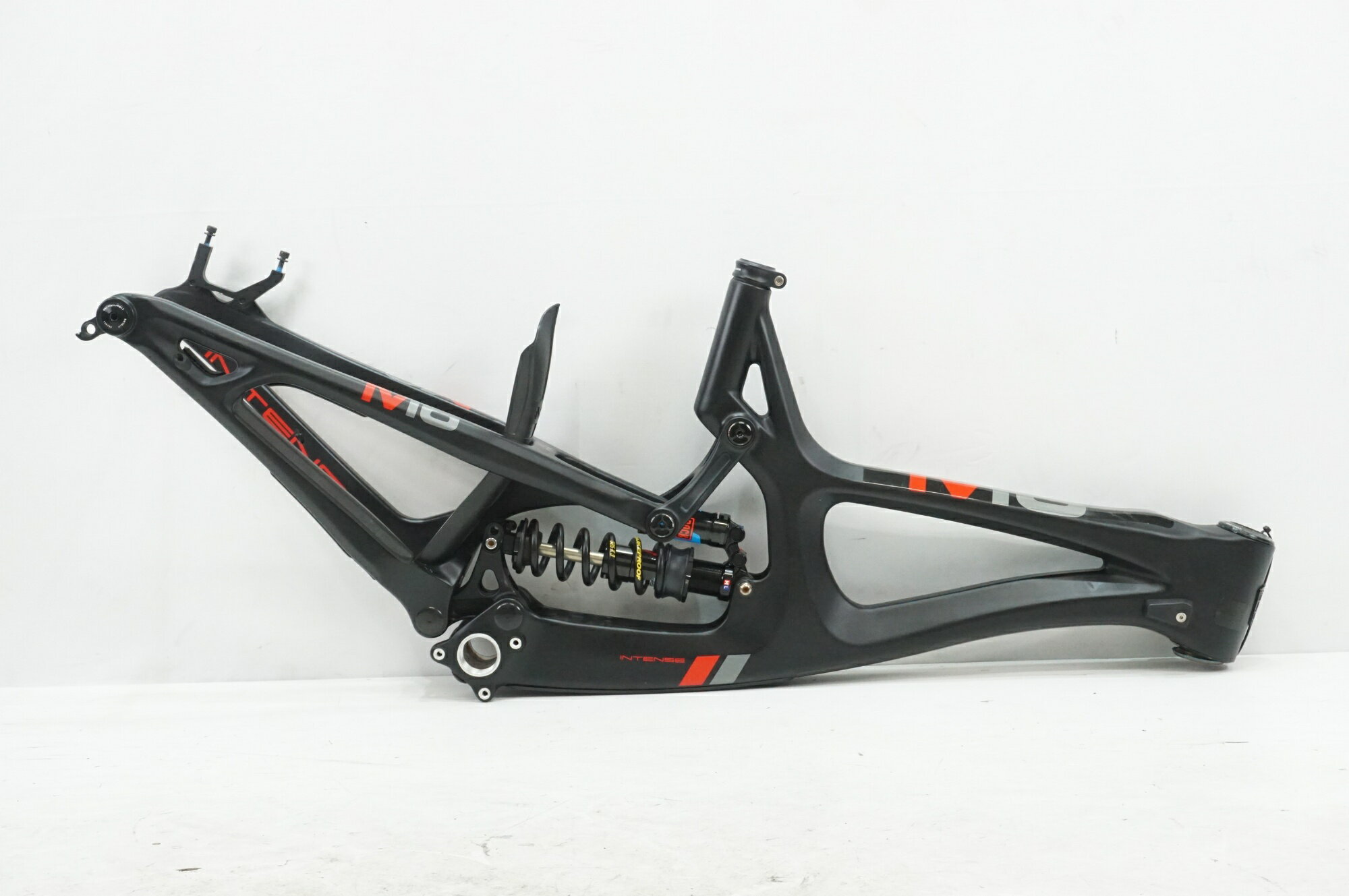 ■商品情報 サイズ：M トップチューブ(C-C)：約591mm シートチューブ(C-T)：約440mm 適応身長：約165-175cm (目安) 重量：約4200g(実測) ジャンル：ダウンヒル フレーム素材：カーボン シートポスト径：φ3...