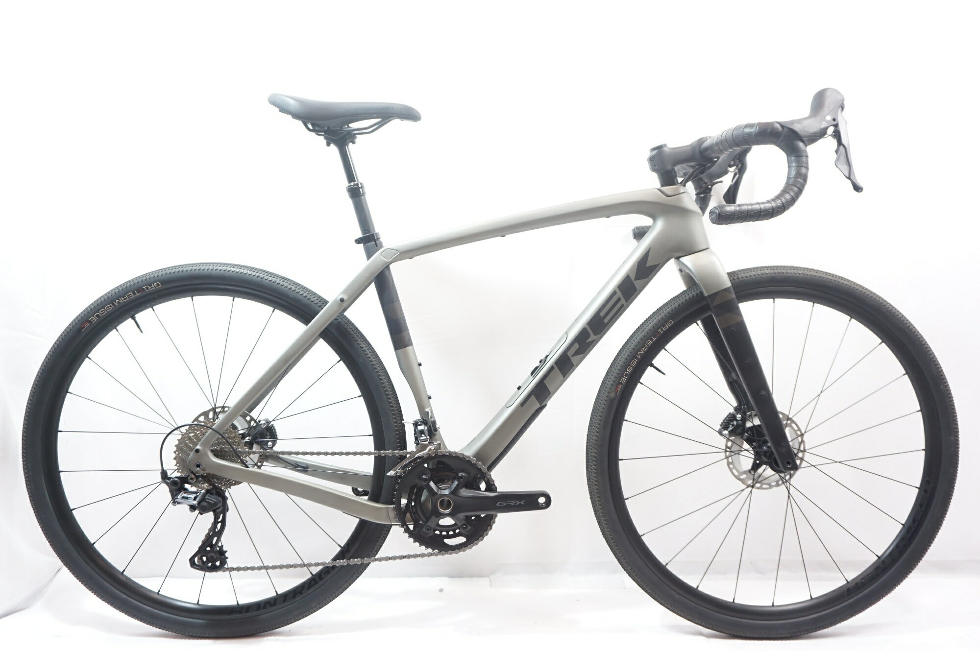 ■商品情報 メーカーサイズ:54 シートチューブ(C-T): 540mm トップチューブ(C-C):570mm(ホリゾンタル換算) 適応身長:172-177cm(目安) 重量:10.0kg フレーム材質:カーボン フロントフォーク:カーボン...