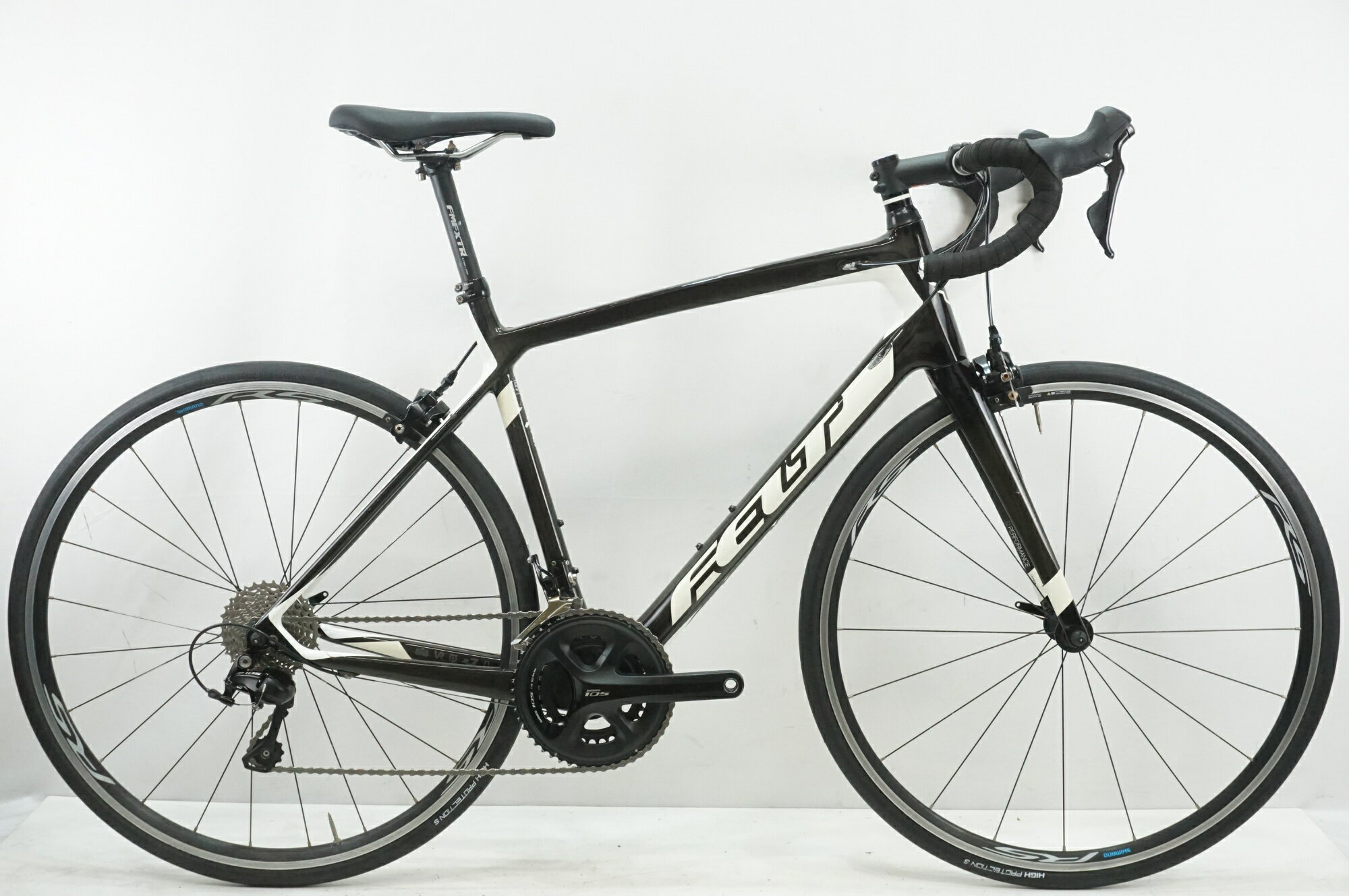 ■商品情報 メーカーサイズ：56 シートチューブ(C-T)：560mm(実測値) トップチューブ(C-C)：520mm(ホリゾンタル換算) 適応身長：180-190cm(目安) 重量：約8.5kg フレーム材質：カーボン フロントフォーク：...