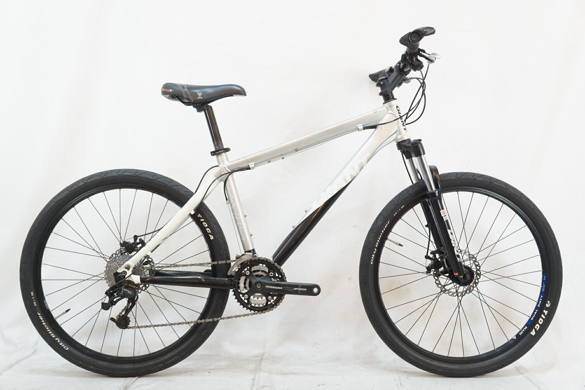 ■商品情報メーカーサイズ:Mシートチューブ(C-T): 445トップチューブ(C-C):590mm(ホリゾンタル換算)適応身長:175-180cm(目安)重量:約13.5kgフレーム材質:アルミフロントフォーク:サスペンションメインコンポ:...