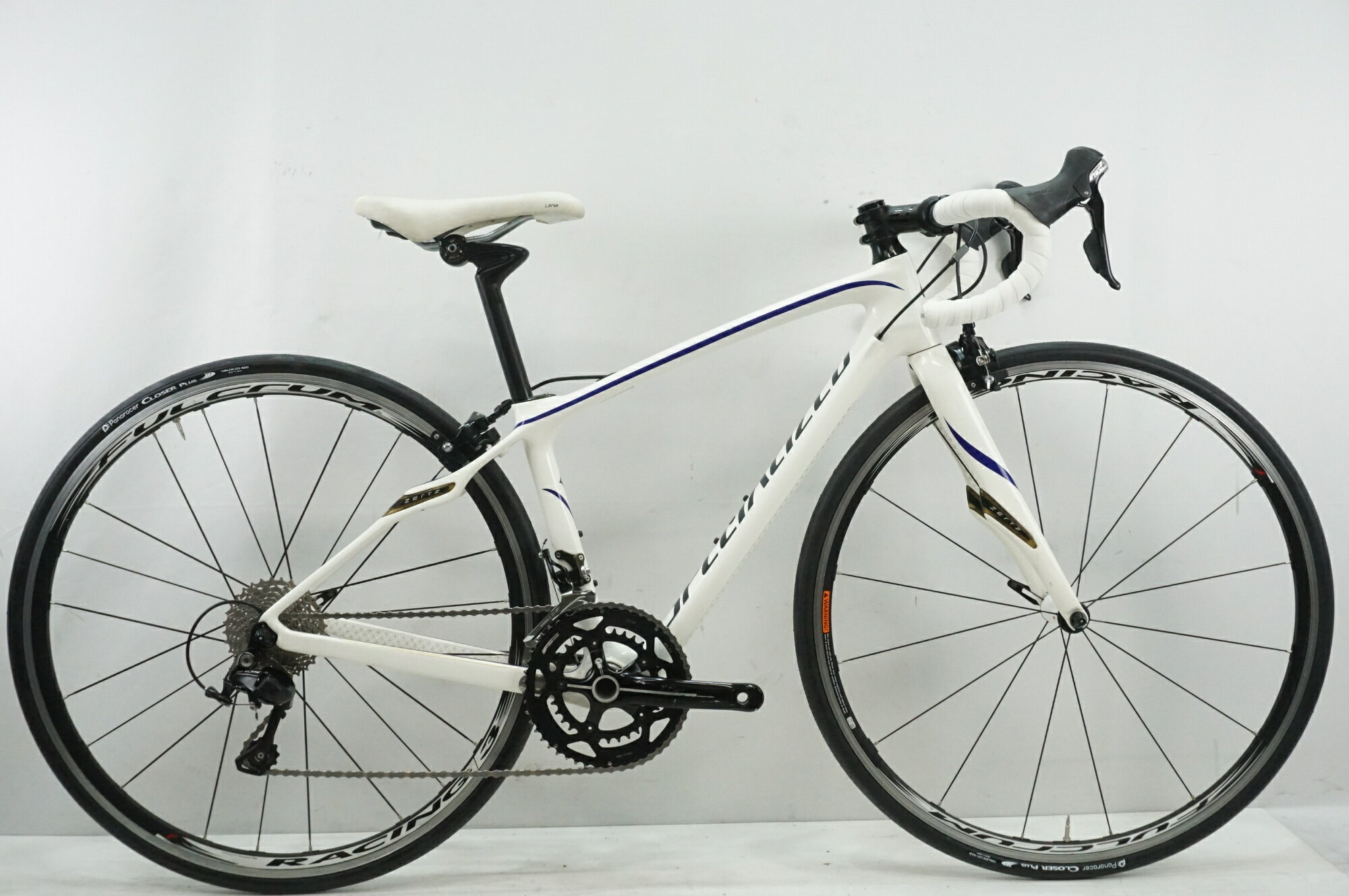 ■商品情報 メーカーサイズ：44 シートチューブ(C-T)：509mm トップチューブ(C-C)：363mm(ホリゾンタル換算) 適応身長：142-155cm(目安) 重量：約約7.8kg フレーム材質：カーボン メインコンポーネント：SH...