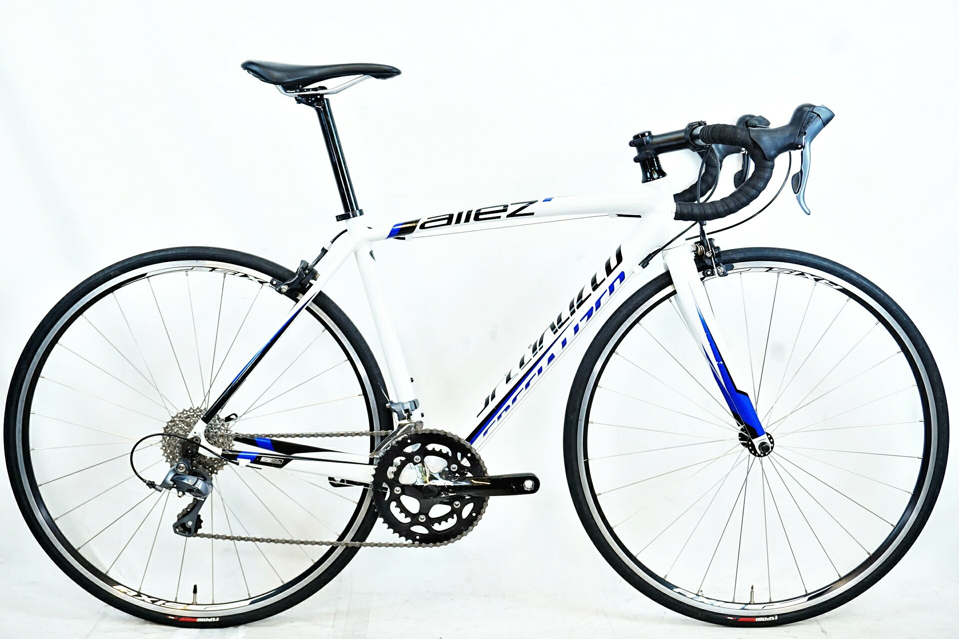 ■商品情報 メーカーサイズ:52 シートチューブ(C-T): 490mm トップチューブ(C-C):538mm(ホリゾンタル換算) 適応身長:160-170cm(目安) 重量:約9.52kg フレーム材質:アルミ フロントフォーク:カーボン...