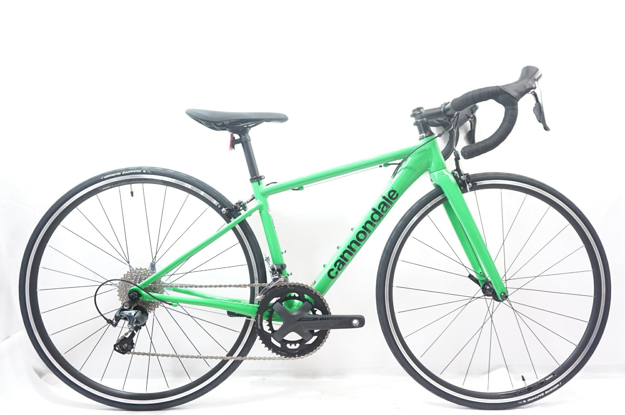 ■商品情報 メーカーサイズ:44 シートチューブ(C-T): 440 トップチューブ(C-C):520mm(ホリゾンタル換算) 適応身長:155-165cm(目安) 重量:約9.4kg フレーム材質:アルミ フロントフォーク:カーボン レバ...