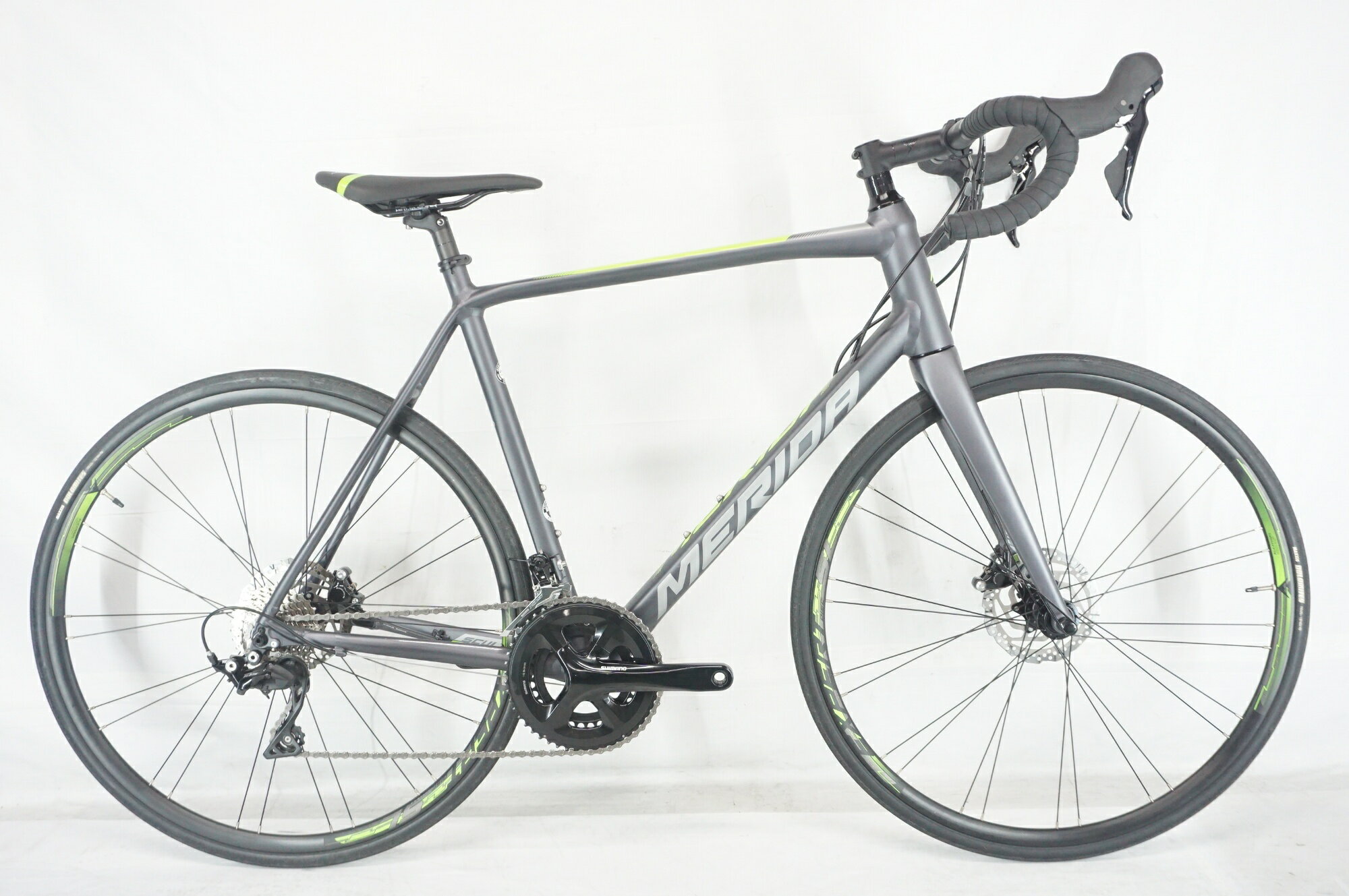 ■商品情報 メーカーサイズ：56シートチューブ(C-T):560mmトップチューブ(C-C):575mm(ホリゾンタル換算)適応身長:180-190cm(目安)重量：約8.9kgフレーム材質：アルミフロントフォーク：カーボンコンポーネント：...