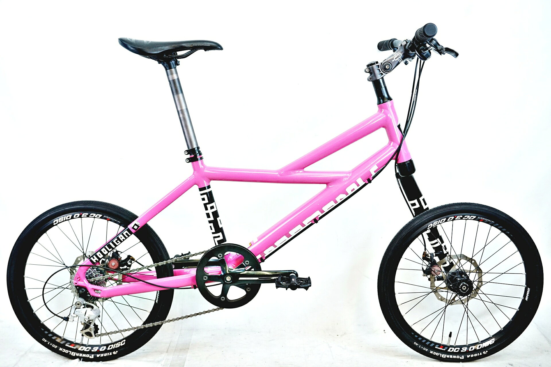 ■商品情報 メーカーサイズ:ONE SIZE シートチューブ(C-T): 350mm トップチューブ(C-C):560mm(ホリゾンタル換算) 適応身長:160-cm(目安) 重量:約10.49kg フレーム材質:アルミ フロントフォーク:...