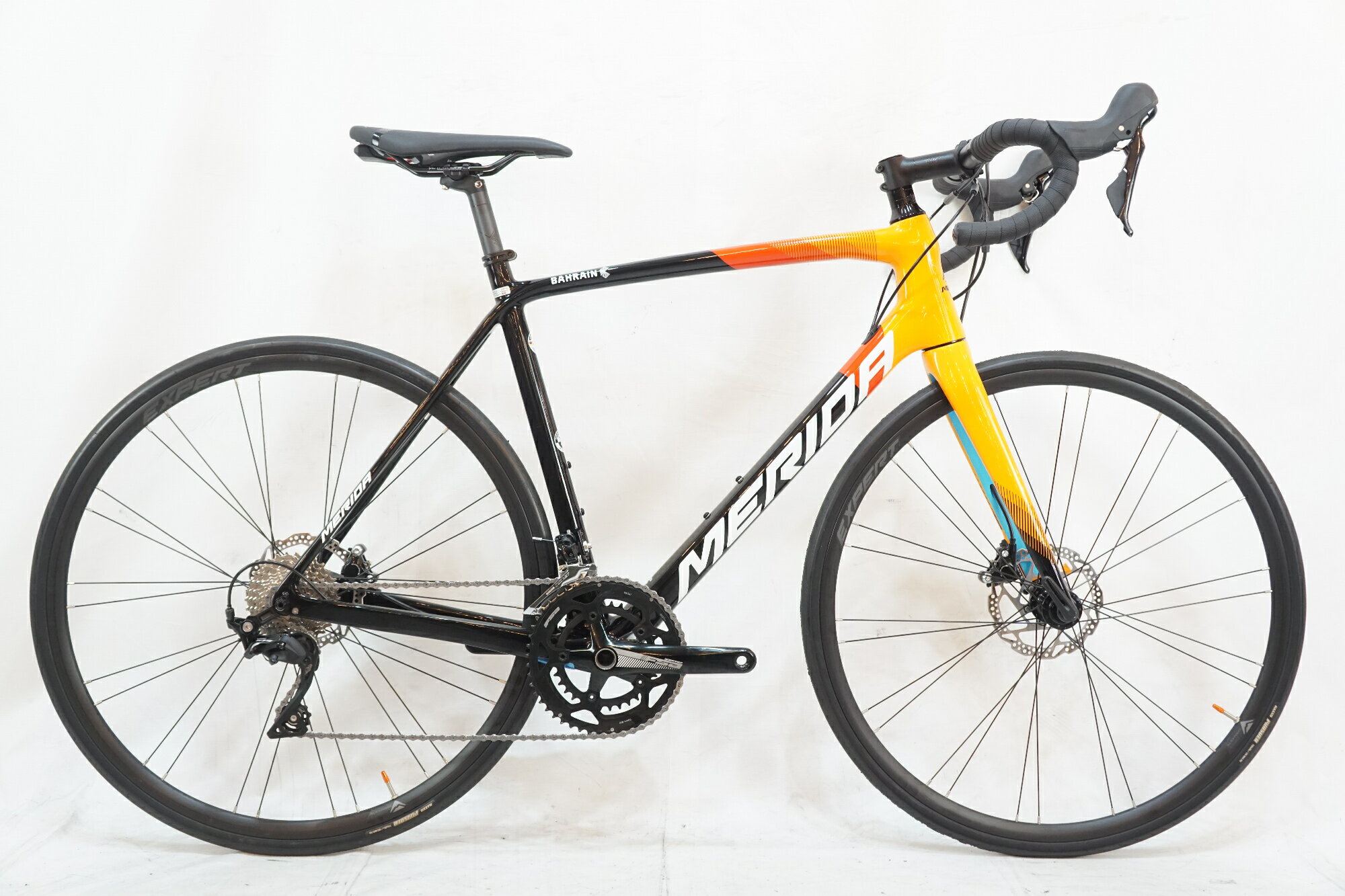■商品情報メーカーサイズ:54シートチューブ(C-T): 540mmトップチューブ(C-C):560mm(ホリゾンタル換算)適応身長:175-185cm(目安)重量:約8.7kgフレーム材質:カーボンフロントフォーク:カーボンメインコンポ:...