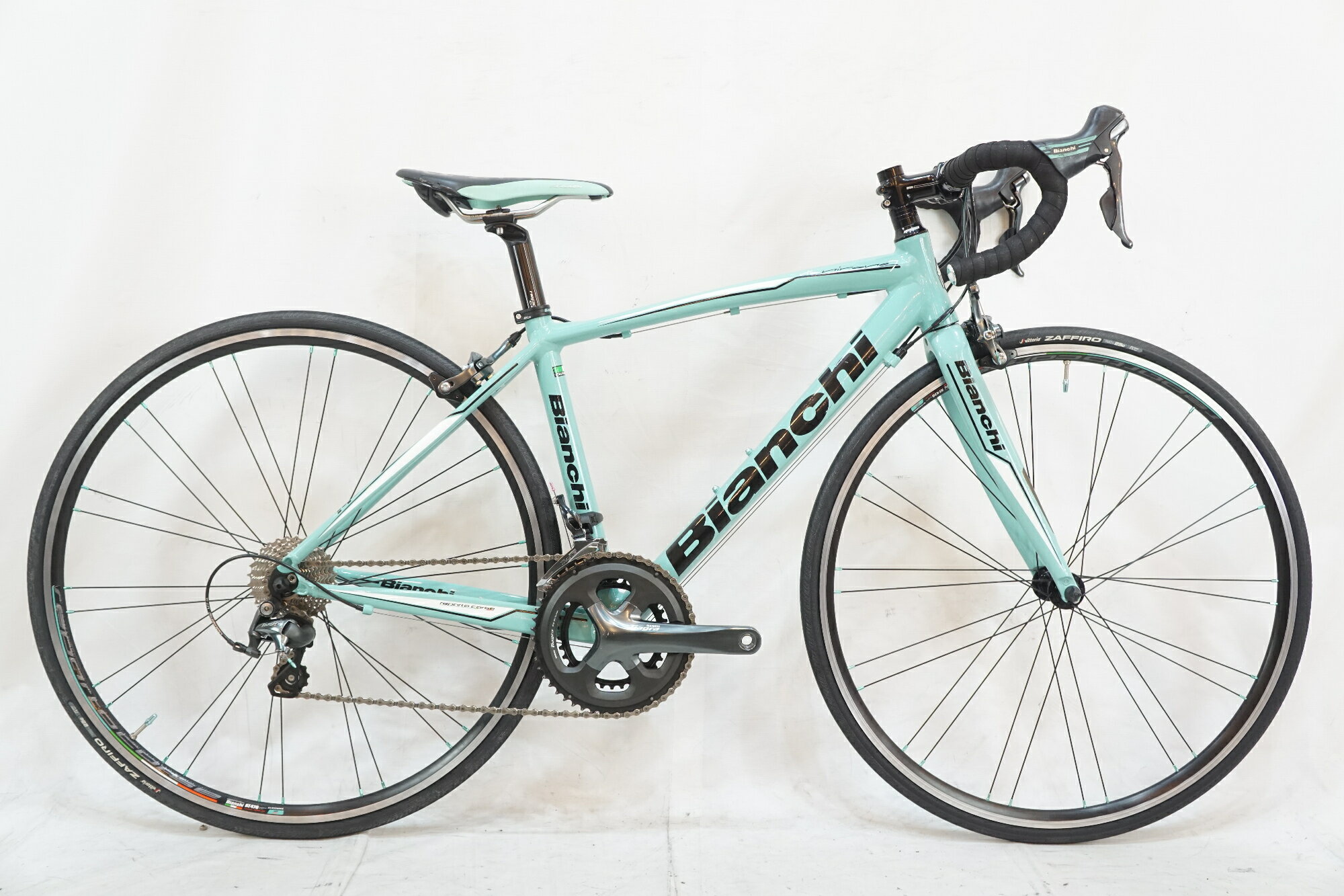 ■商品情報メーカーサイズ:44シートチューブ(C-T): 420mmトップチューブ(C-C):510mm(ホリゾンタル換算)適応身長:150-160cm(目安)重量:約9.4kgフレーム材質:アルミフロントフォーク:カーボンメインコンポ:S...