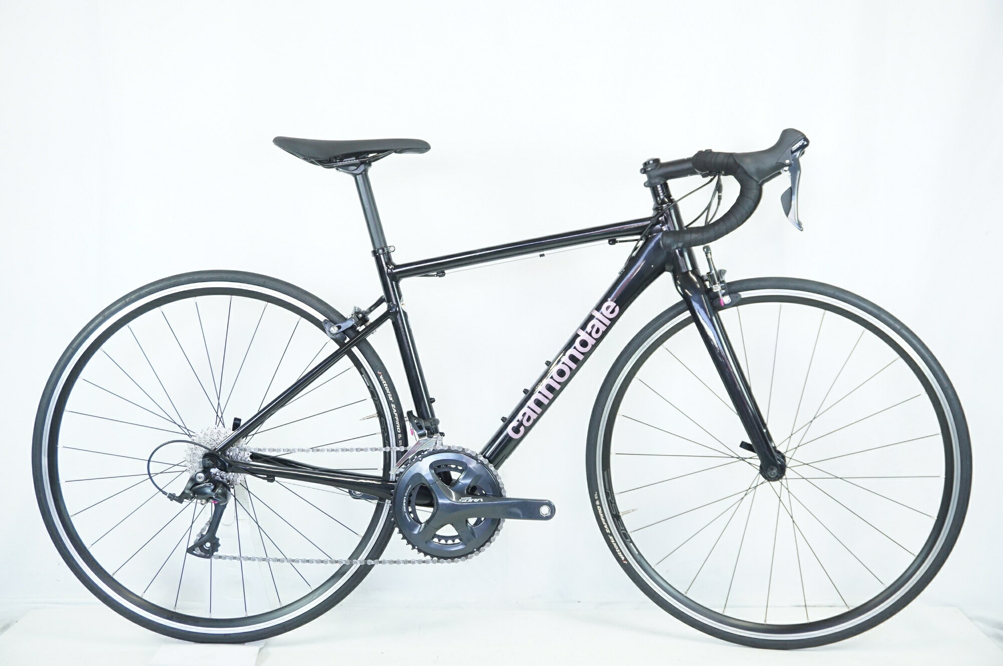 ■商品情報 メーカーサイズ:51 シートチューブ(C-T):467mm トップチューブ(C-C):530mm(ホリゾンタル換算) 適応身長:165-175cm(目安) 重量:約9.4kg フレーム材質:アルミ フロントフォーク:カーボン レ...