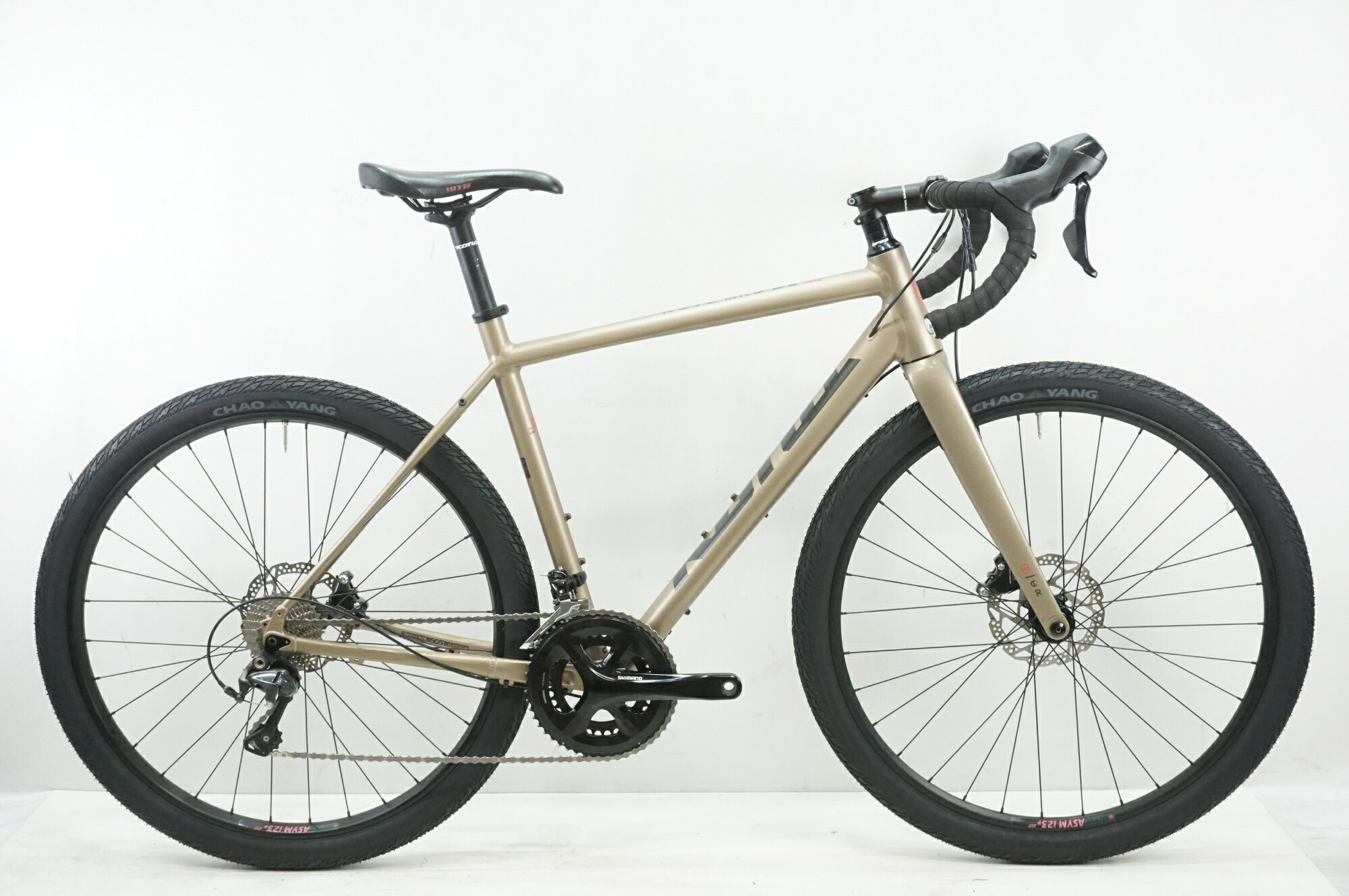 ■商品情報 メーカーサイズ：52 シートチューブ(C-T)：520mm トップチューブ(C-C)：546mm(ホリゾンタル換算) 適応身長：165-175cm(目安) 重量：約10.3kg フレーム材質：アルミ フロントフォーク：カーボン ...