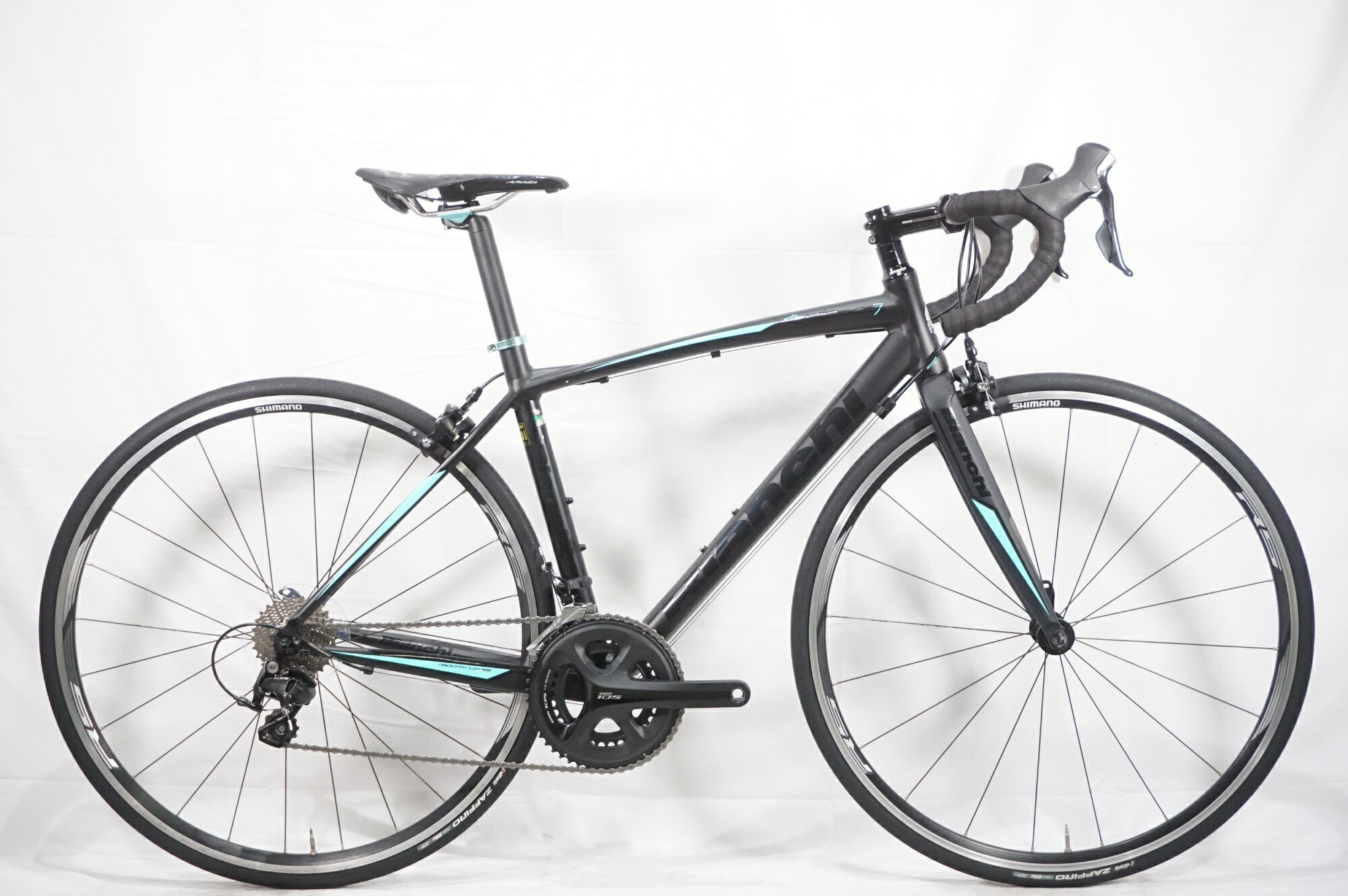■商品情報メーカーサイズ:50シートチューブ(C-T): 470mmトップチューブ(C-C):525mm(ホリゾンタル換算)適応身長:163-173cm(目安)重量:約9.7kgフレーム材質:アルミフロントフォーク:カーボンレバー:SHIM...