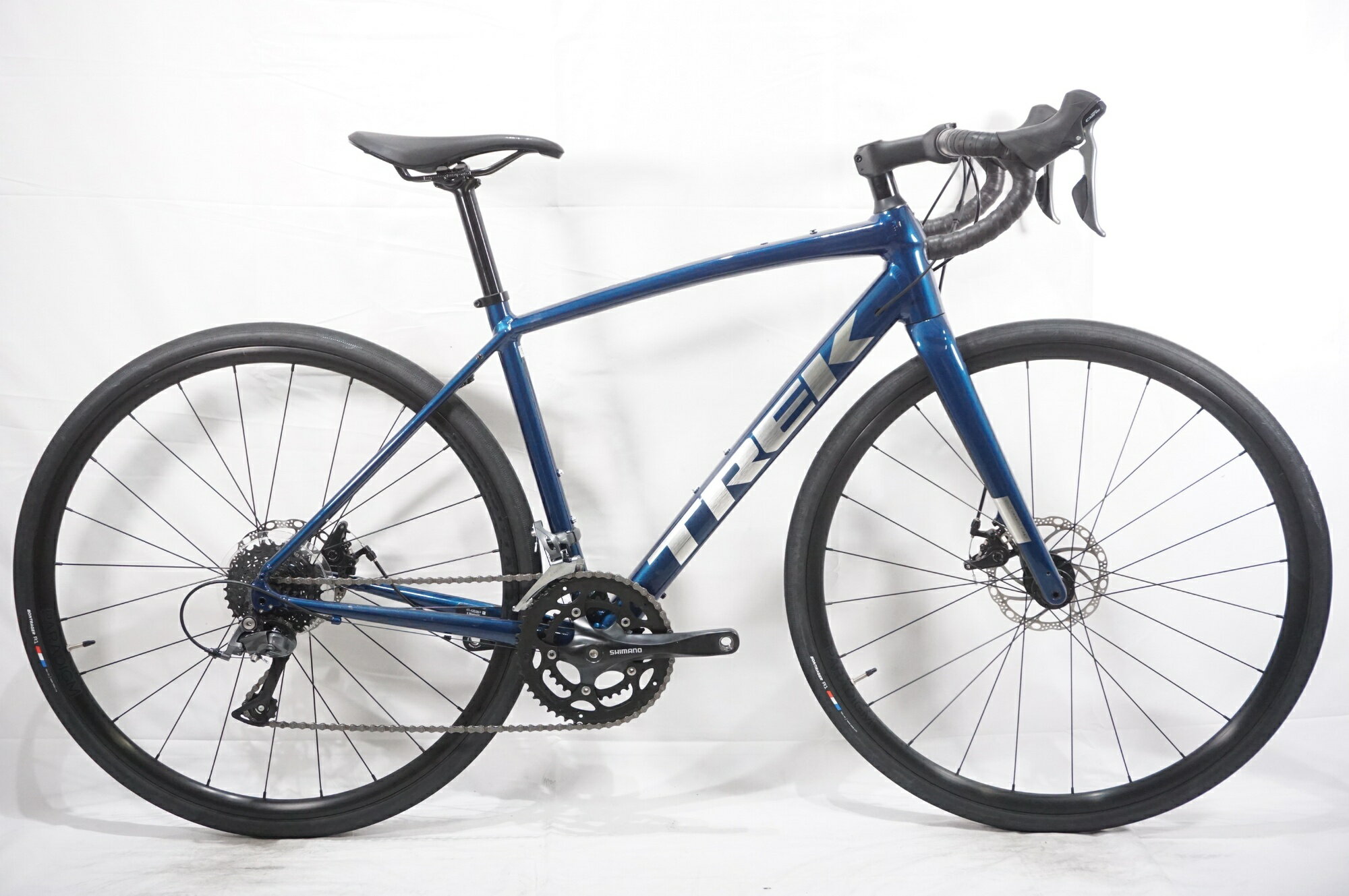 ■商品情報 メーカーサイズ:52 シートチューブ(C-T): 475mm トップチューブ(C-C):530mm(ホリゾンタル換算) 適応身長:166-172cm(目安) 重量:約10.65kg フレーム材質:アルミ フロントフォーク:カーボ...