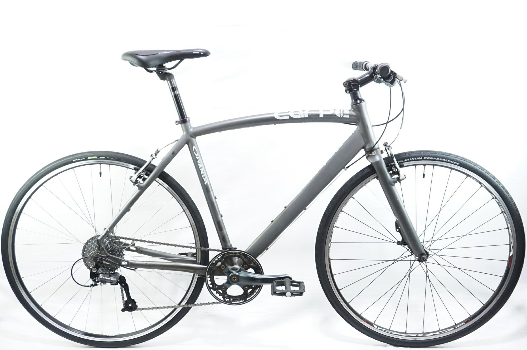 ■商品情報メーカーサイズ:490シートチューブ(C-T): 490mmトップチューブ(C-C):550mm(ホリゾンタル換算)適応身長:165-180cm(目安)重量:約11.5kgフレーム材質:アルミフロントフォーク:アルミレバー:SHI...