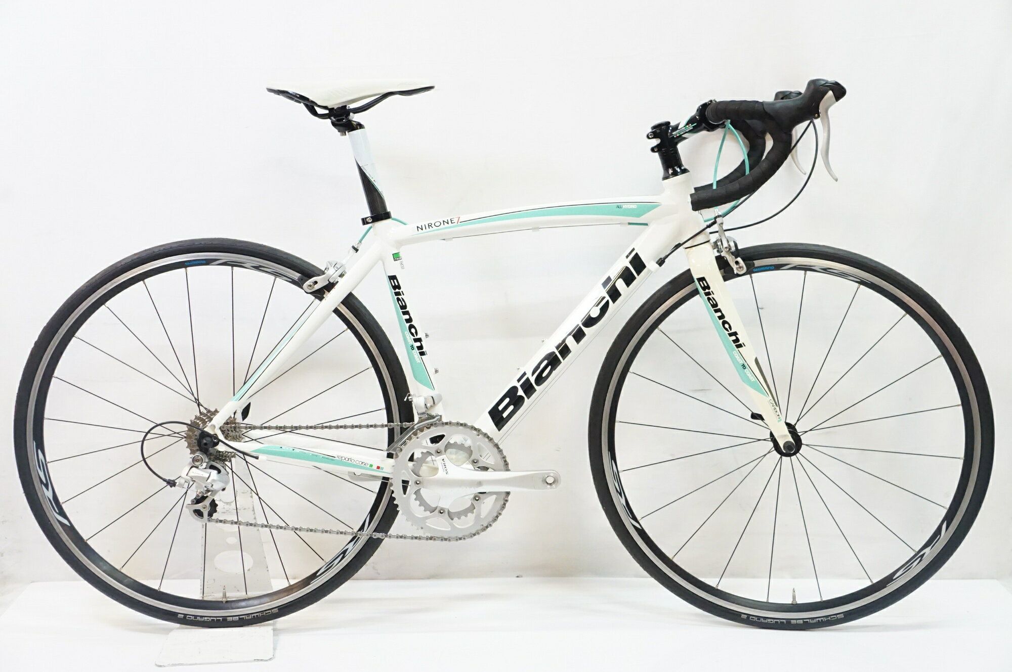 ■商品情報 サイズ: 50 シートチューブ(C-T): 470mm トップチューブ(C-C): 525mm(水平換算) 適応身長: 約160-172cm(目安) 重量: 約9.5kg フレーム: アルミ フォーク: カーボン 変速: SHI...