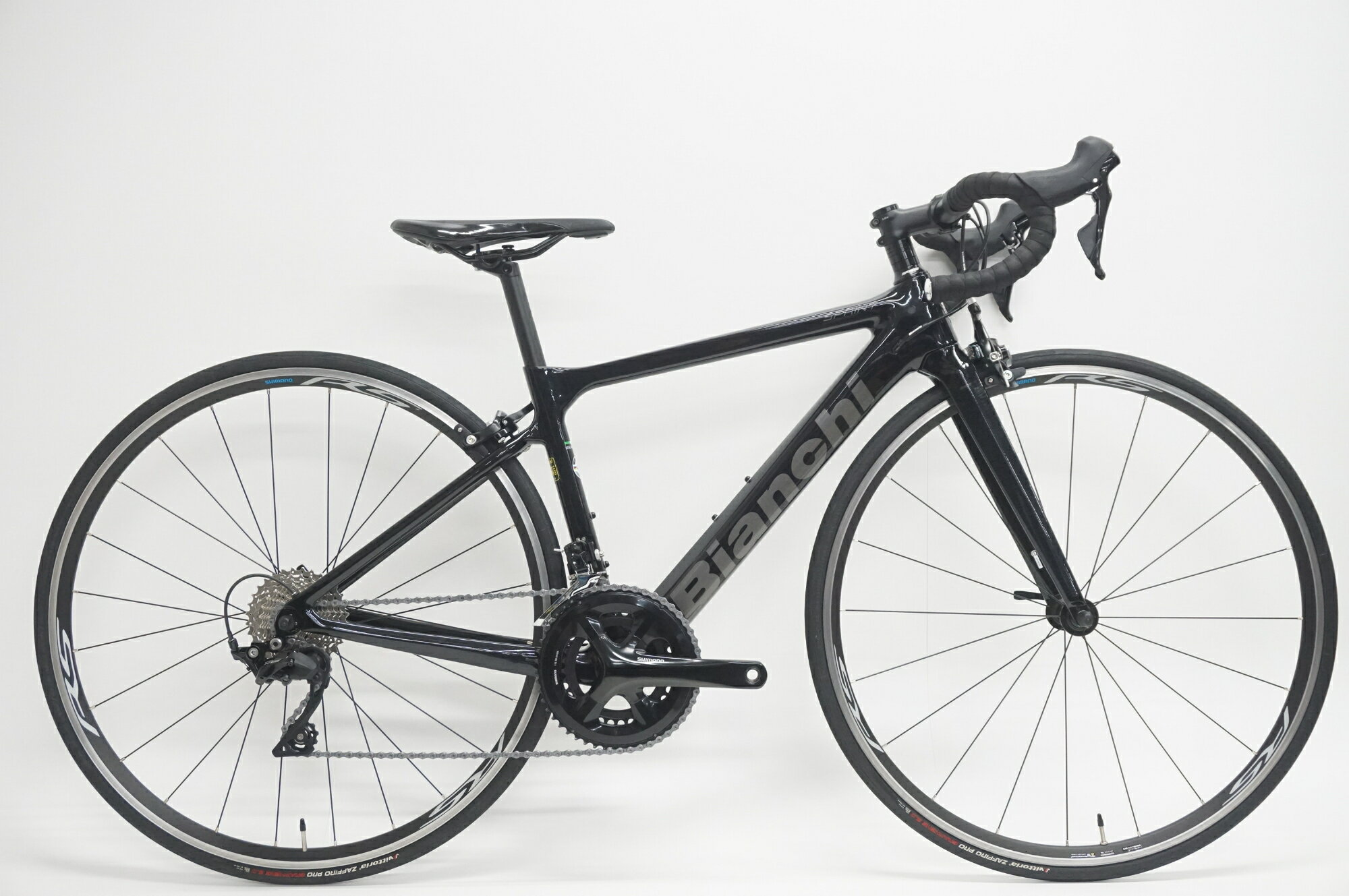 ■商品情報サイズ：44トップチューブ(C-C)：約510mm（ホリゾンタル換算実測値）シートチューブ(C-T)：約400mm（実測値）適応身長：155-160cm(目安)重量：約8.7kgフレーム：カーボンフォーク：カーボンレバー：SHIM...