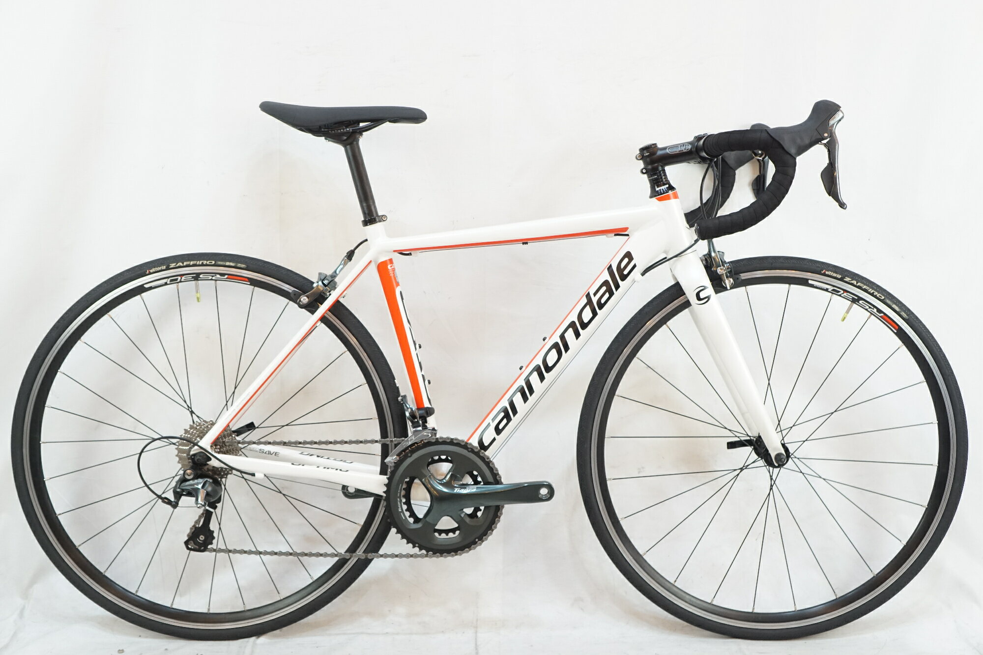 ■商品情報メーカーサイズ:48シートチューブ(C-T): 490mmトップチューブ(C-C):510mm(ホリゾンタル換算)適応身長:160-167cm(目安)重量:約10.1kgフレーム材質:アルミフロントフォーク:カーボンメインコンポ:...