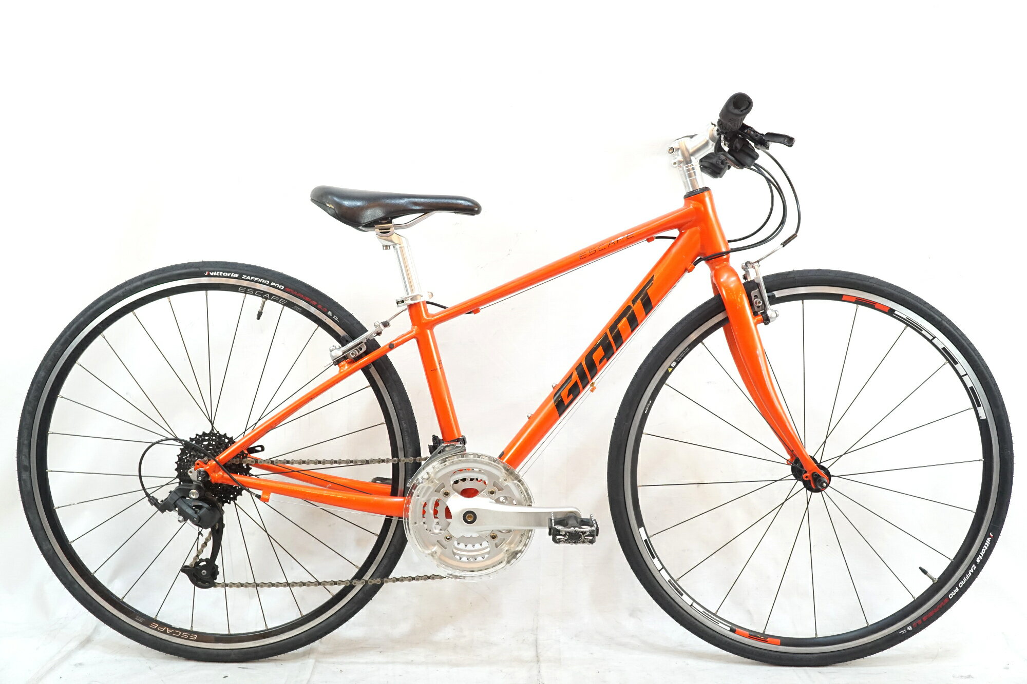 ■商品情報シートチューブ(C-T): 365mmトップチューブ(C-C):510mm(ホリゾンタル換算)適応身長:150-160cm(目安)重量:約10kgフレーム材質:アルミフロントフォーク:スチールメインコンポ:MICROSHIFT M...