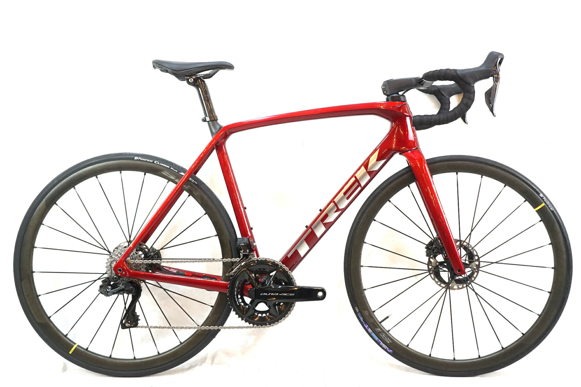 ■商品情報メーカーサイズ:54シートチューブ(C-T): 496mmトップチューブ(C-C):543mm(ホリゾンタル換算)適応身長:172-177cm(目安)重量:約6.8kgフレーム材質:カーボンフロントフォーク:カーボンメインコンポ:...