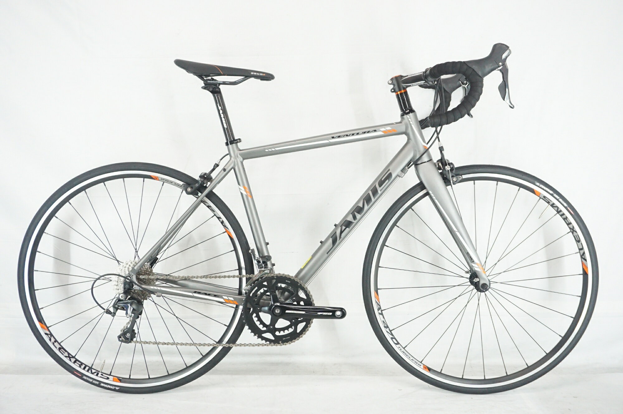 ■商品情報 メーカーサイズ：51シートチューブ(C-T):462mmトップチューブ(C-C):525mm(ホリゾンタル換算)適応身長:165-175cm(目安)重量：約9.1kgフレーム材質：アルミフロントフォーク：カーボンコンポーネント：...