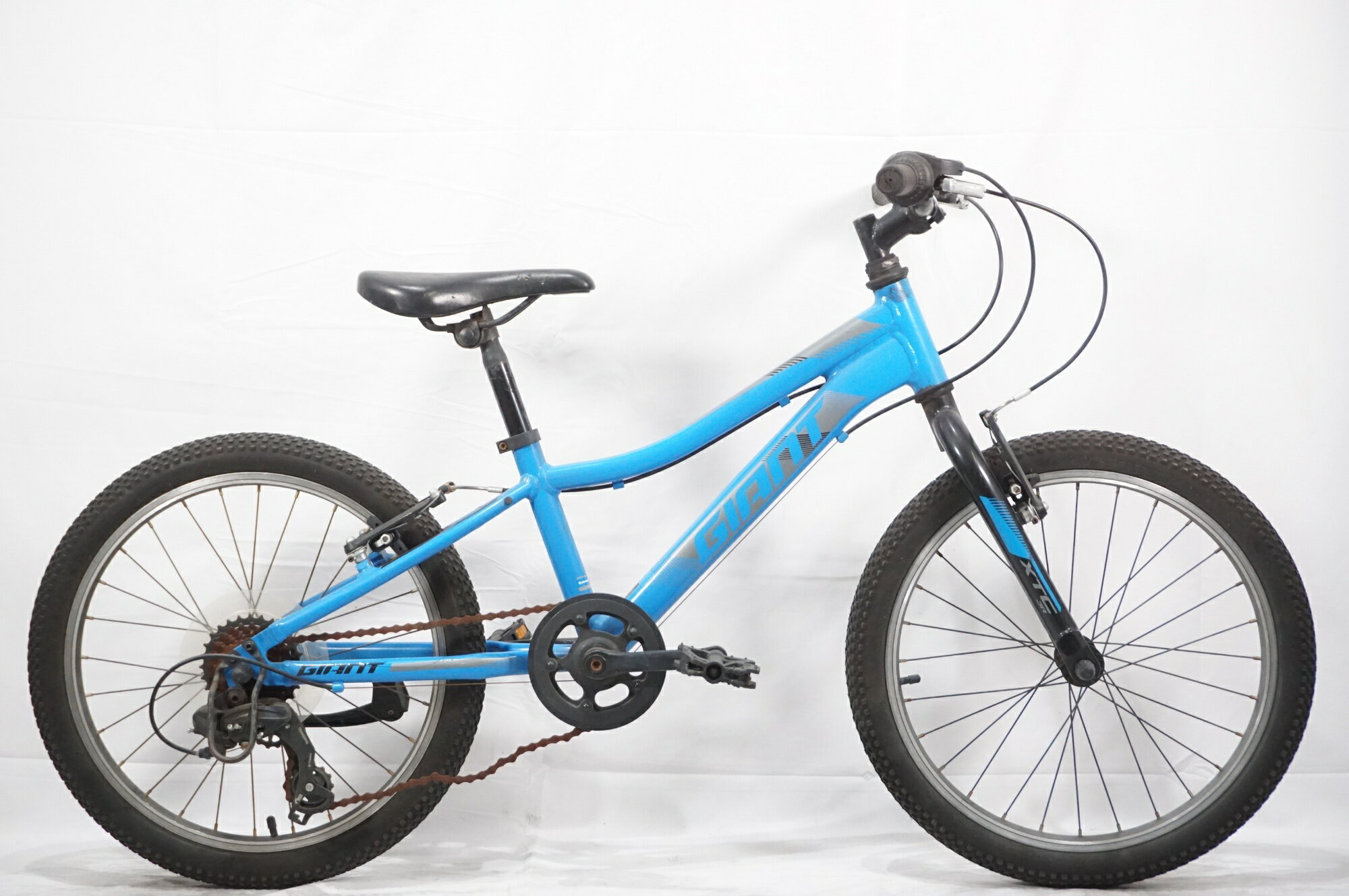 ■商品情報メーカーサイズ:254mmシートチューブ(C-T): 254mmトップチューブ(C-C):450mm(ホリゾンタル換算)適応身長:115-130cm(目安)重量:約11kgフレーム材質:アルミフロントフォーク:スチールレバー:純正...