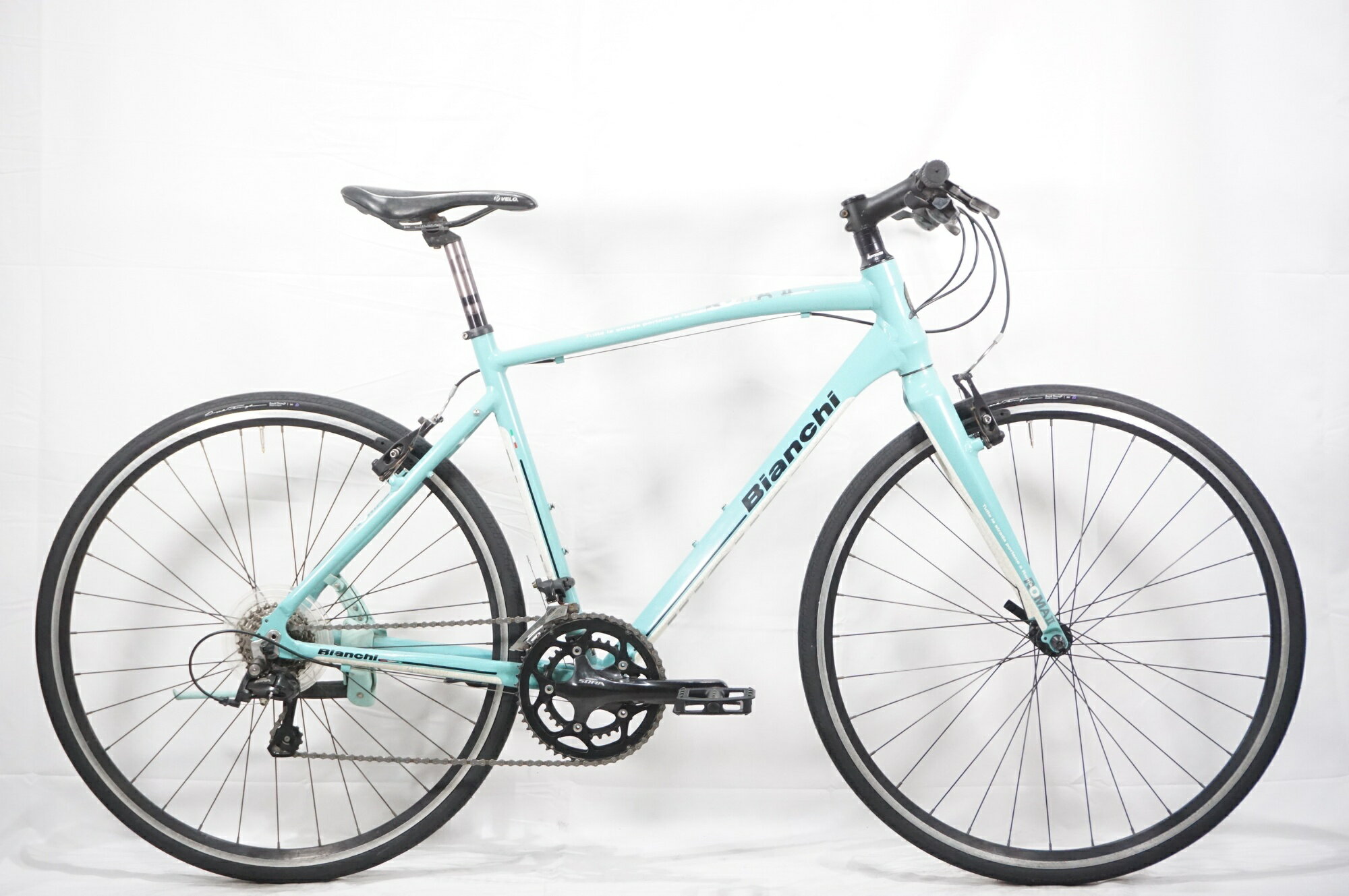 ■商品情報メーカーサイズ:51シートチューブ(C-T): 510mmトップチューブ(C-C):555mm(ホリゾンタル換算)適応身長:170-180cm(目安)重量:約10.45kgフレーム材質:アルミフロントフォーク:アルミレバー:SHI...