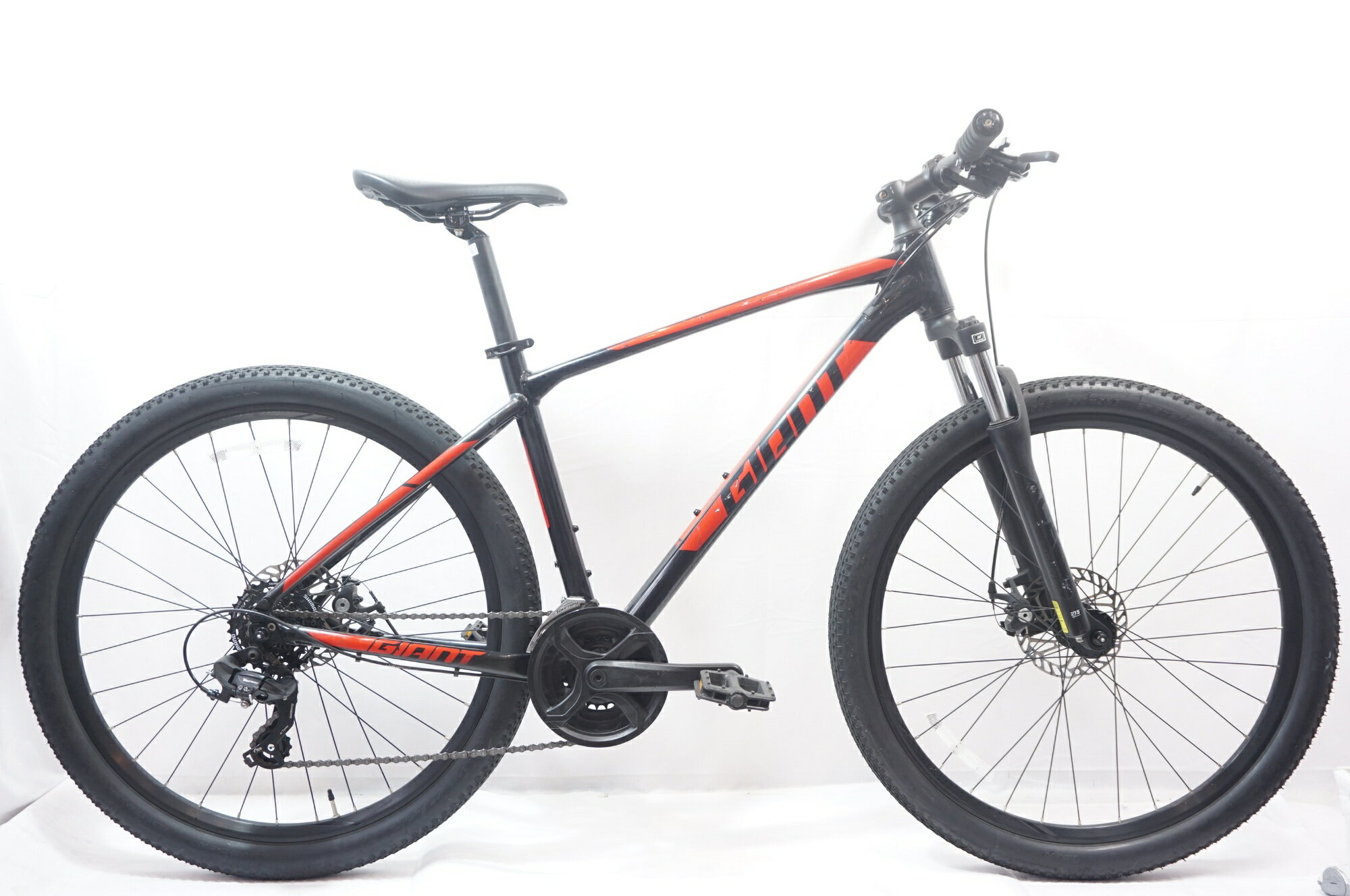 ■商品情報 メーカーサイズ:M シートチューブ(C-T): 455mm トップチューブ(C-C):590mm(ホリゾンタル換算) 適応身長:170-185cm(目安) 重量:約14.8kg フレーム材質:アルミ フロントフォーク:サスペンシ...