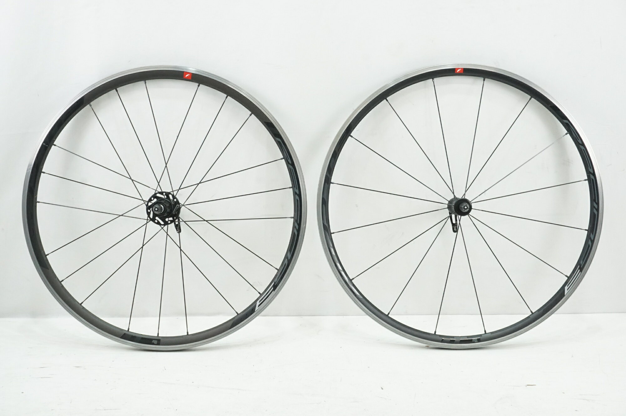 ■商品情報 サイズ：700C リム幅：17C リムタイプ：クリンチャー フリータイプ：SHIMANO 11S ブレーキタイプ：リムブレーキ 重量F：約729g（写真の状態での実測値） 重量R：約954g（写真の状態での実測値） エンド幅：F...