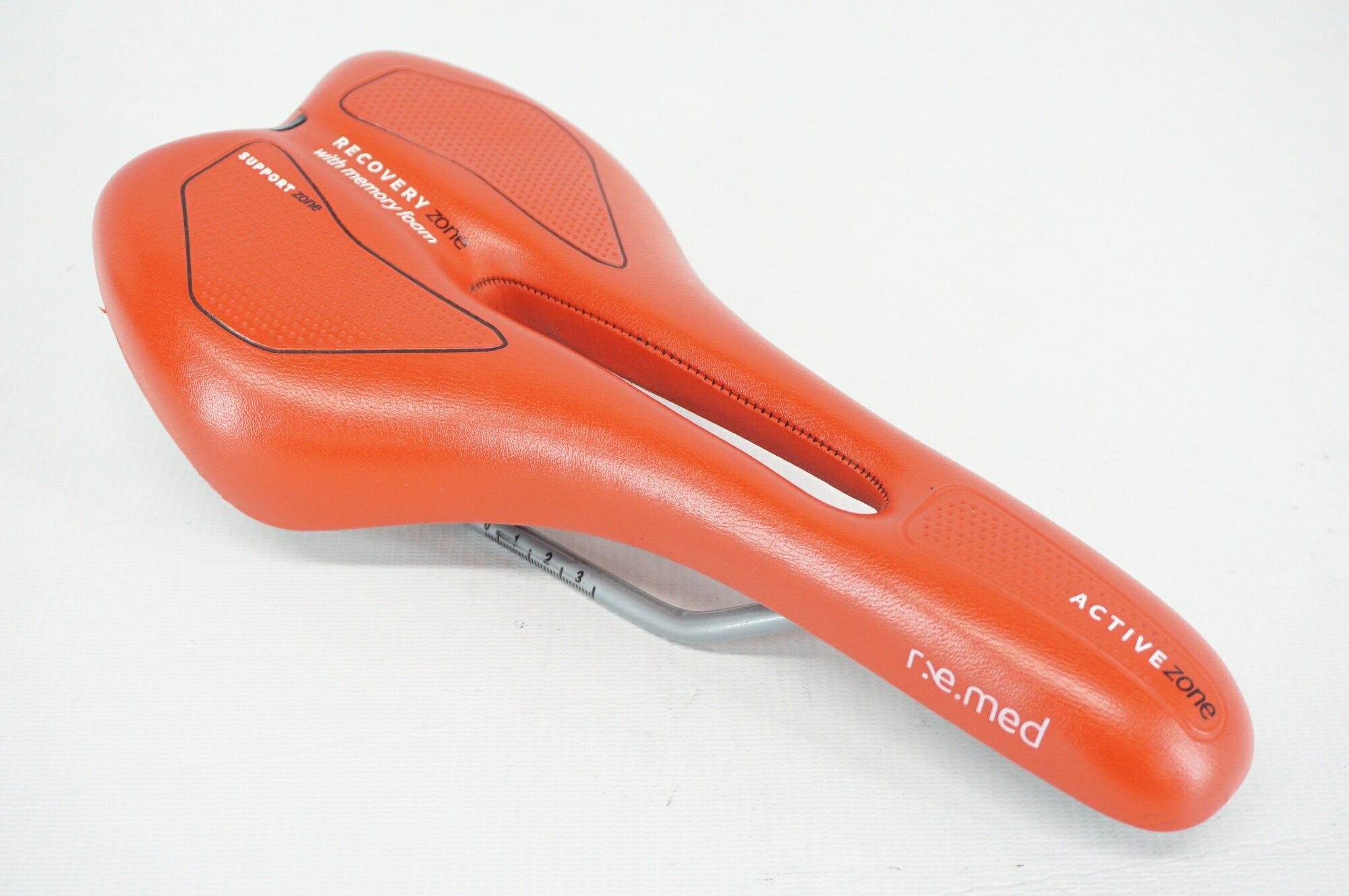 ■商品情報・カラー：レッド※撮影方法やお客様の閲覧環境により、実際の商品とは違った色の見え方となる場合がございます。■状態・使用による傷や汚れ、擦れ等がございますが、大きなダメージ等はなく中古品としては比較的良好な状態です。■付属品※画像に...