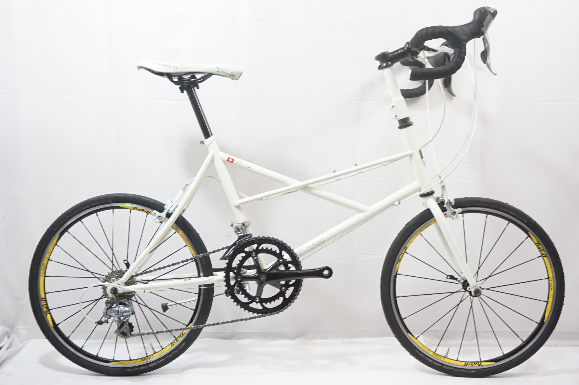 ■商品情報 メーカーサイズ:ワンサイズ シートチューブ(C-T): 400mm トップチューブ(C-C):550mm(ホリゾンタル換算) 適応身長:約160-175cm(目安) 重量:約11.5kg フレーム材質:クロモリ フロントフォーク...
