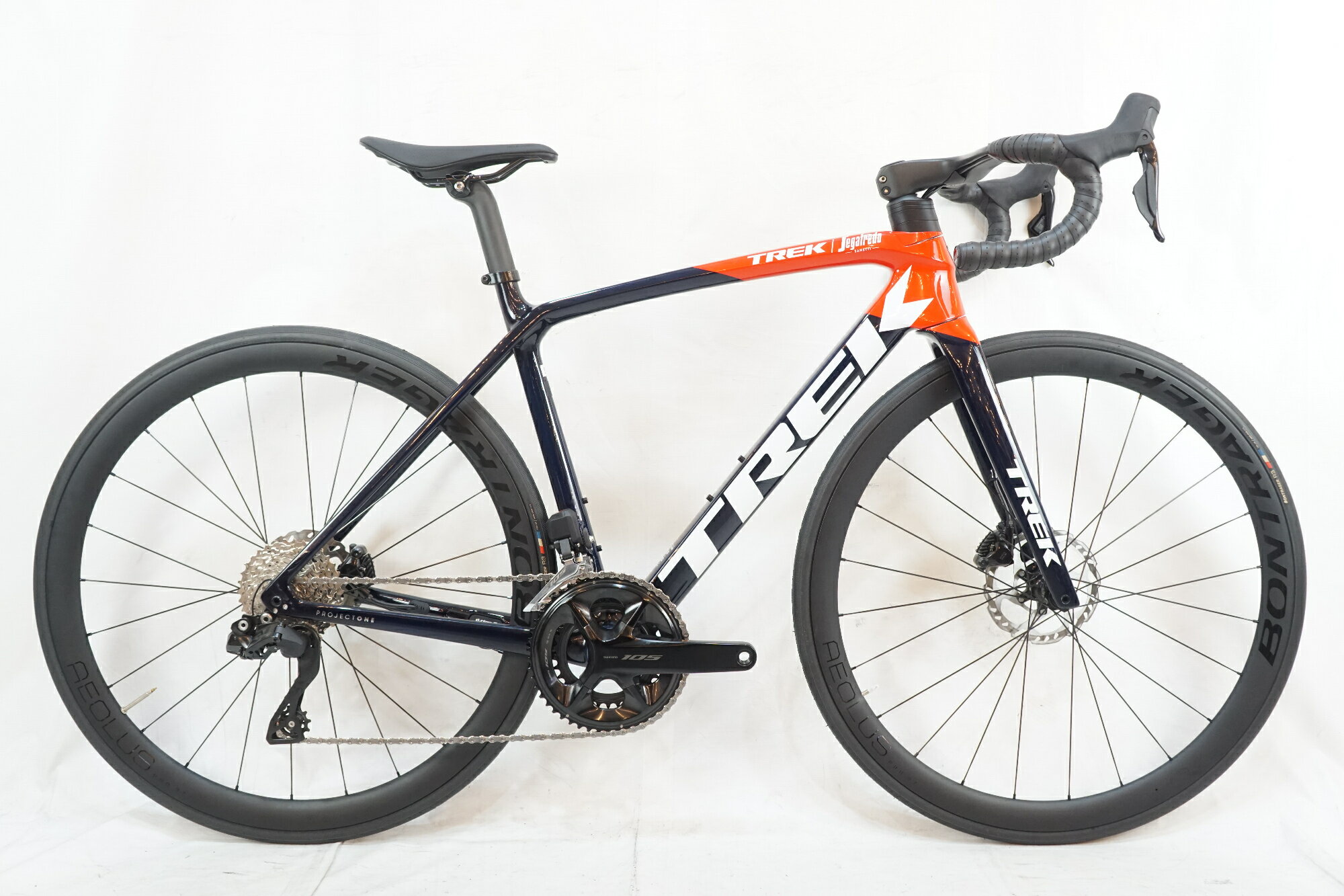 ■商品情報メーカーサイズ:52シートチューブ(C-T): 483mmトップチューブ(C-C):534mm(ホリゾンタル換算)適応身長:166-172cm(目安)重量:約7.9kgフレーム材質:カーボンフロントフォーク:カーボンメインコンポ:...