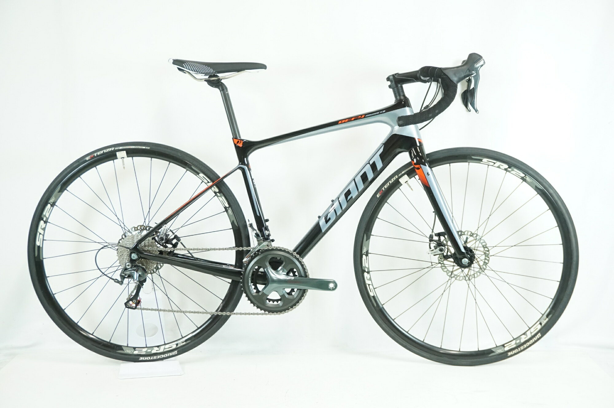 ■商品情報 メーカーサイズ:S シートチューブ(C-T):445mm トップチューブ(C-C):530mm(ホリゾンタル換算) 適応身長:165-175cm(目安) 重量:約9.1kg フレーム材質:カーボン フロントフォーク:アルミ+カー...