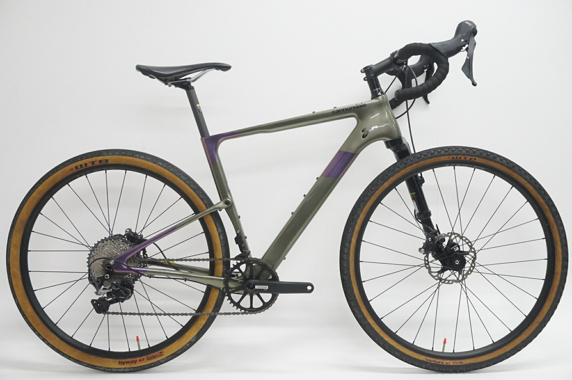 ■商品情報 サイズ：S トップチューブ(C-C)：約550mm（ホリゾンタル換算実測値） シートチューブ(C-T)：約460mm（実測値） 適応身長：165-175cm(目安) 重量：約10.7kg フレーム：カーボン フォーク：サスペンシ...