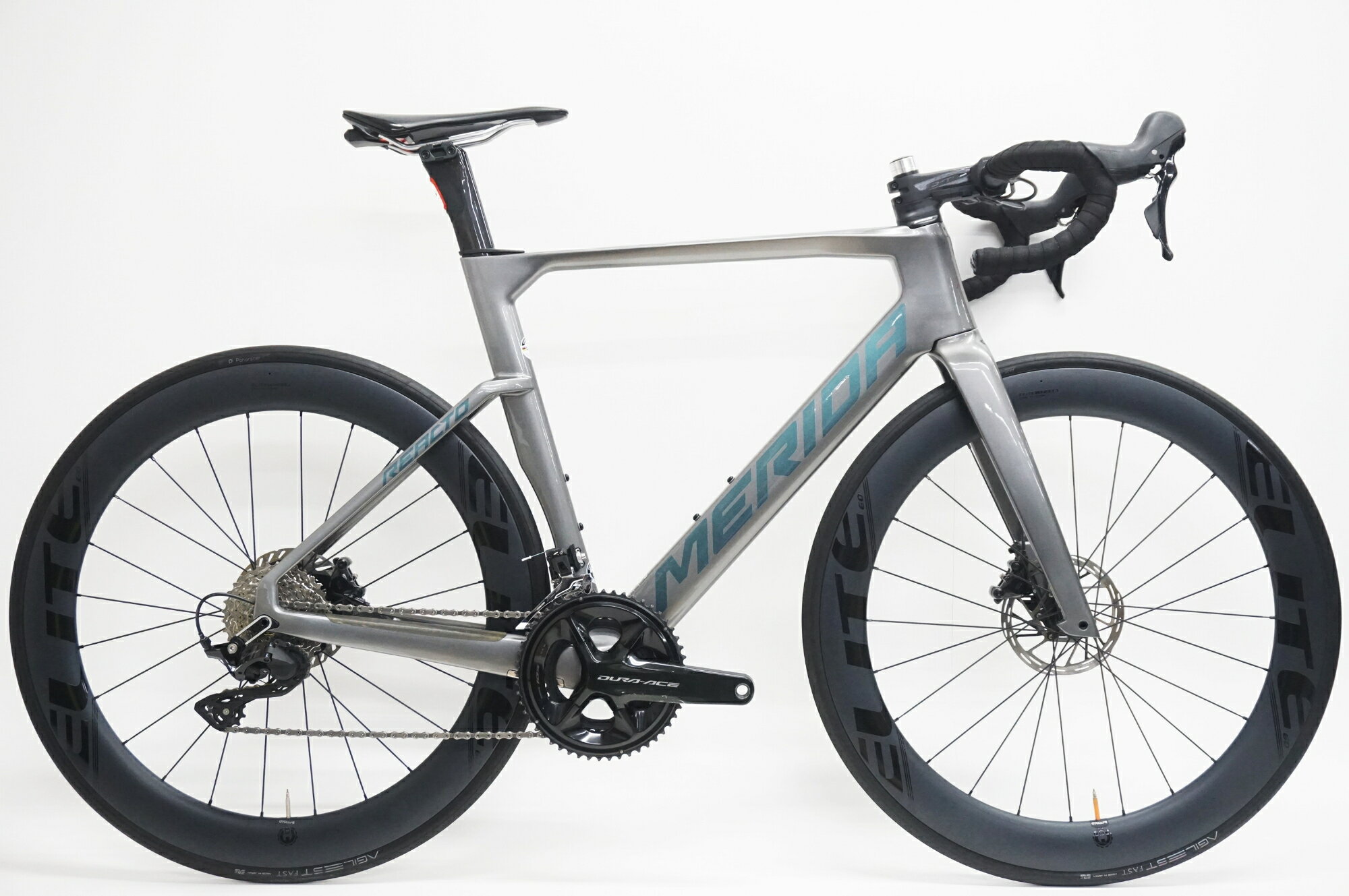 ■商品情報サイズ：54トップチューブ(C-C)：約560mm（ホリゾンタル換算）シートチューブ(C-T)：約540mm（実測値）適応身長：175-185cm(目安)重量：約9kgフレーム/フォーク：カーボンレバー：SHIMANAO 105 ...