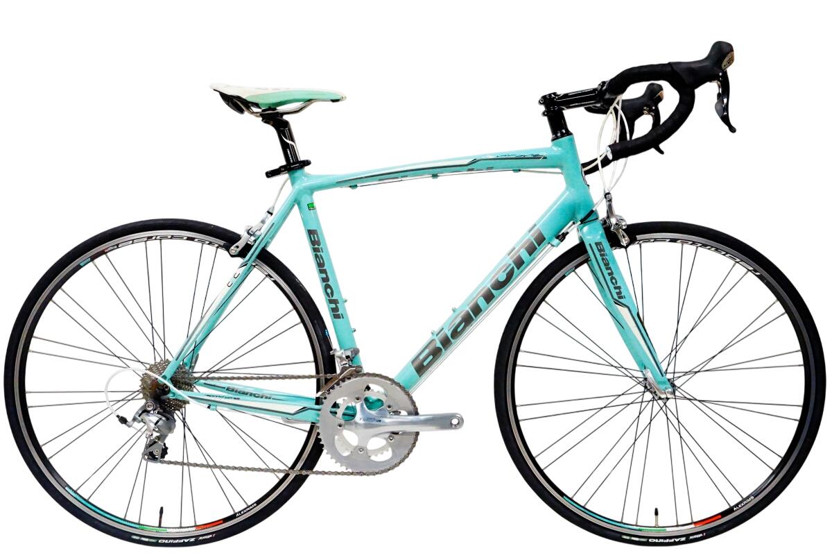 ■商品情報 メーカーサイズ：57 シートチューブ(C-T):540mm トップチューブ(C-C):560mm(ホリゾンタル換算) 適応身長:175-185cm(目安) 重量：約9.8kg フレーム材質：アルミ フロントフォーク：カーボン レ...