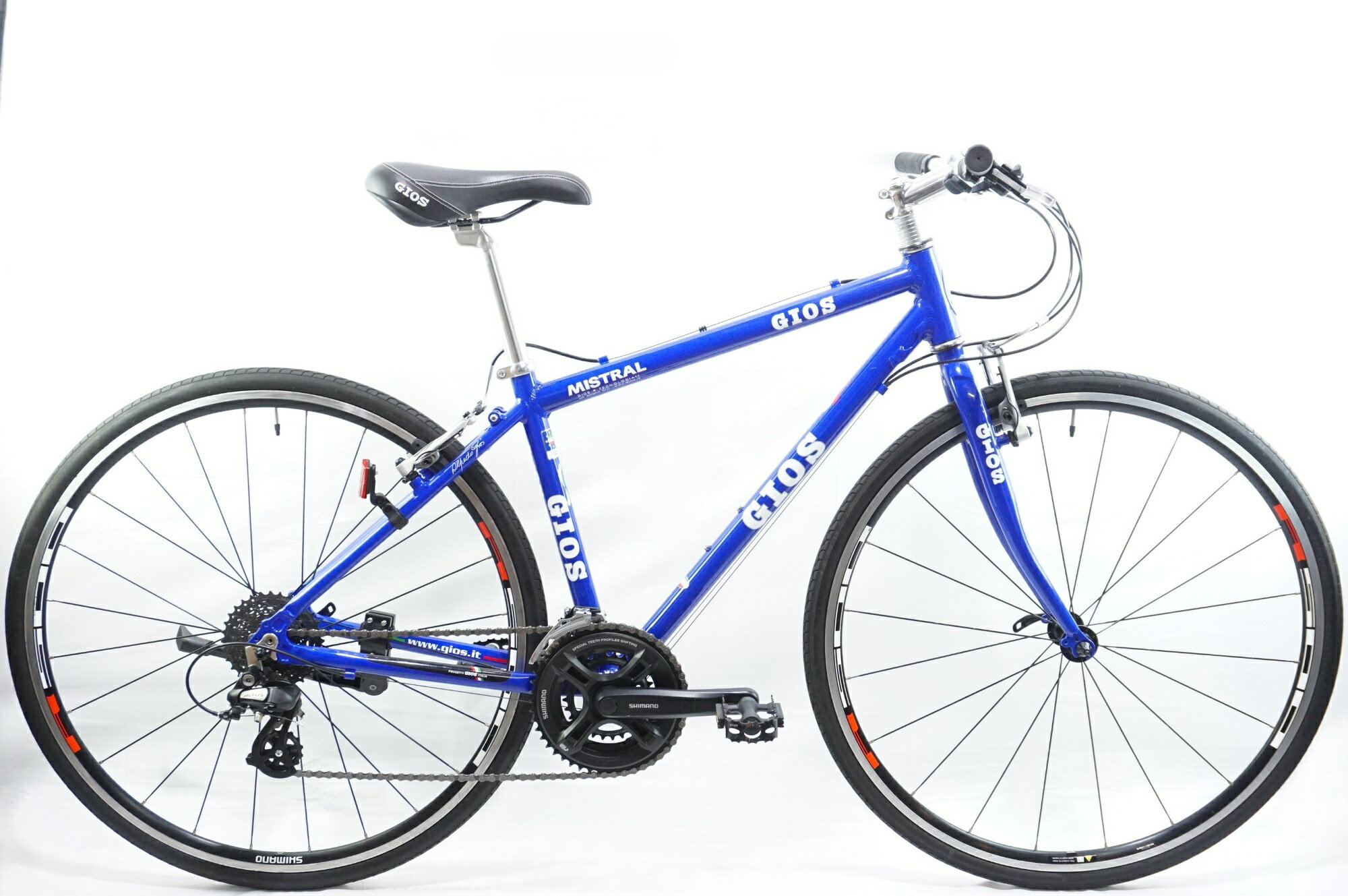 ■商品情報メーカーサイズ:43シートチューブ(C-T): 430mmトップチューブ(C-C):525mm(ホリゾンタル換算)適応身長:155-170cm(目安)重量:約11.2kgフレーム材質:アルミフロントフォーク:クロモリシフター:SH...