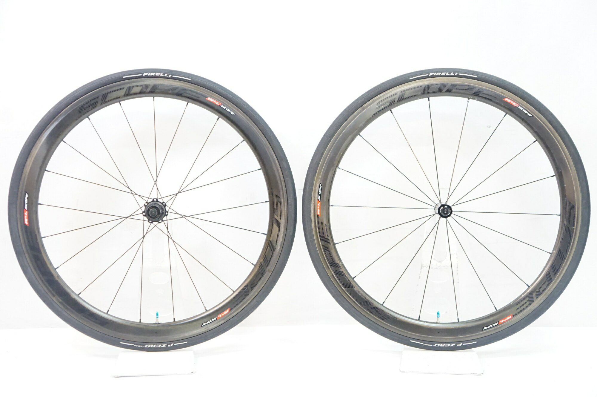 ■商品情報 サイズ: 700C リム内幅: 19C リムタイプ: チューブレスレディ/クリンチャー ブレーキタイプ: リムブレーキ フリータイプ: SHIMANO11S F重量: 約950g (画像の状態の実測値) R重量: 約1150g ...