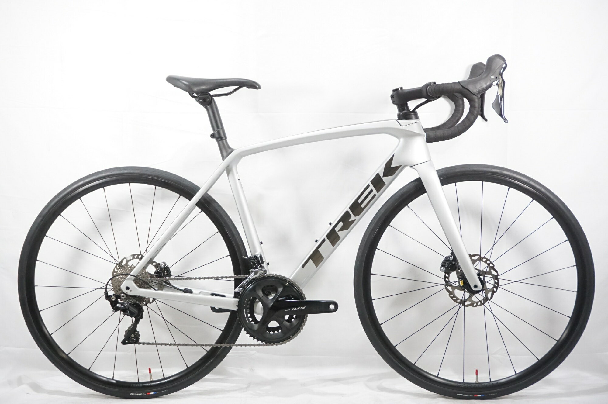 ■商品情報 メーカーサイズ:54 シートチューブ(C-C):460mm トップチューブ(C-C):535mm(ホリゾンタル換算) 適応身長:172-177cm(目安) 重量:約9.15kg フレーム材質:カーボン フロントフォーク:カーボン...