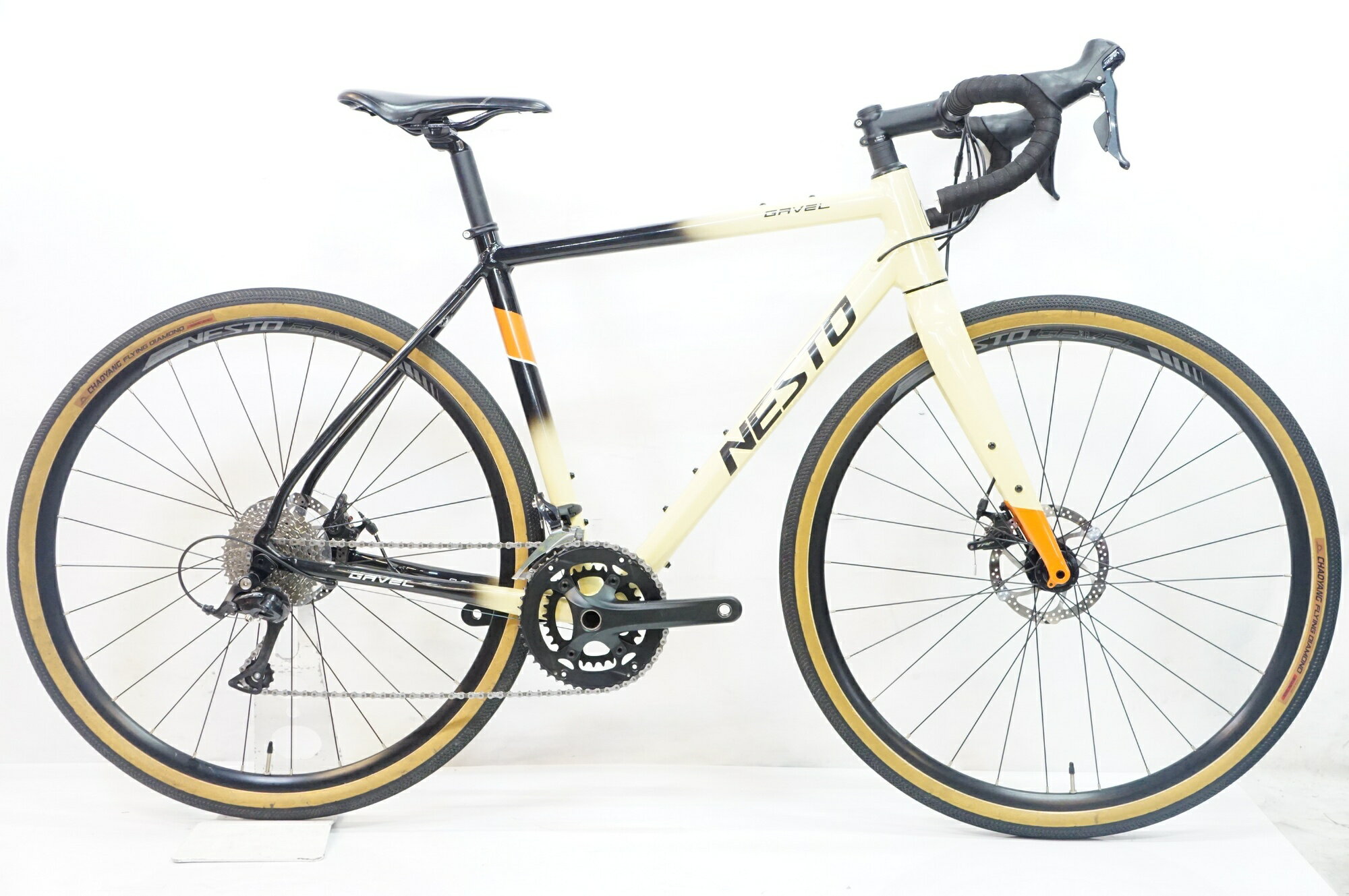 ■商品情報 サイズ: 530 シートチューブ(C-T): 530mm トップチューブ(C-C): 550mm(水平換算) 適応身長: 約175-185cm(目安) 重量: 約10.9kg フレーム: アルミ フォーク: カーボン 変速: S...