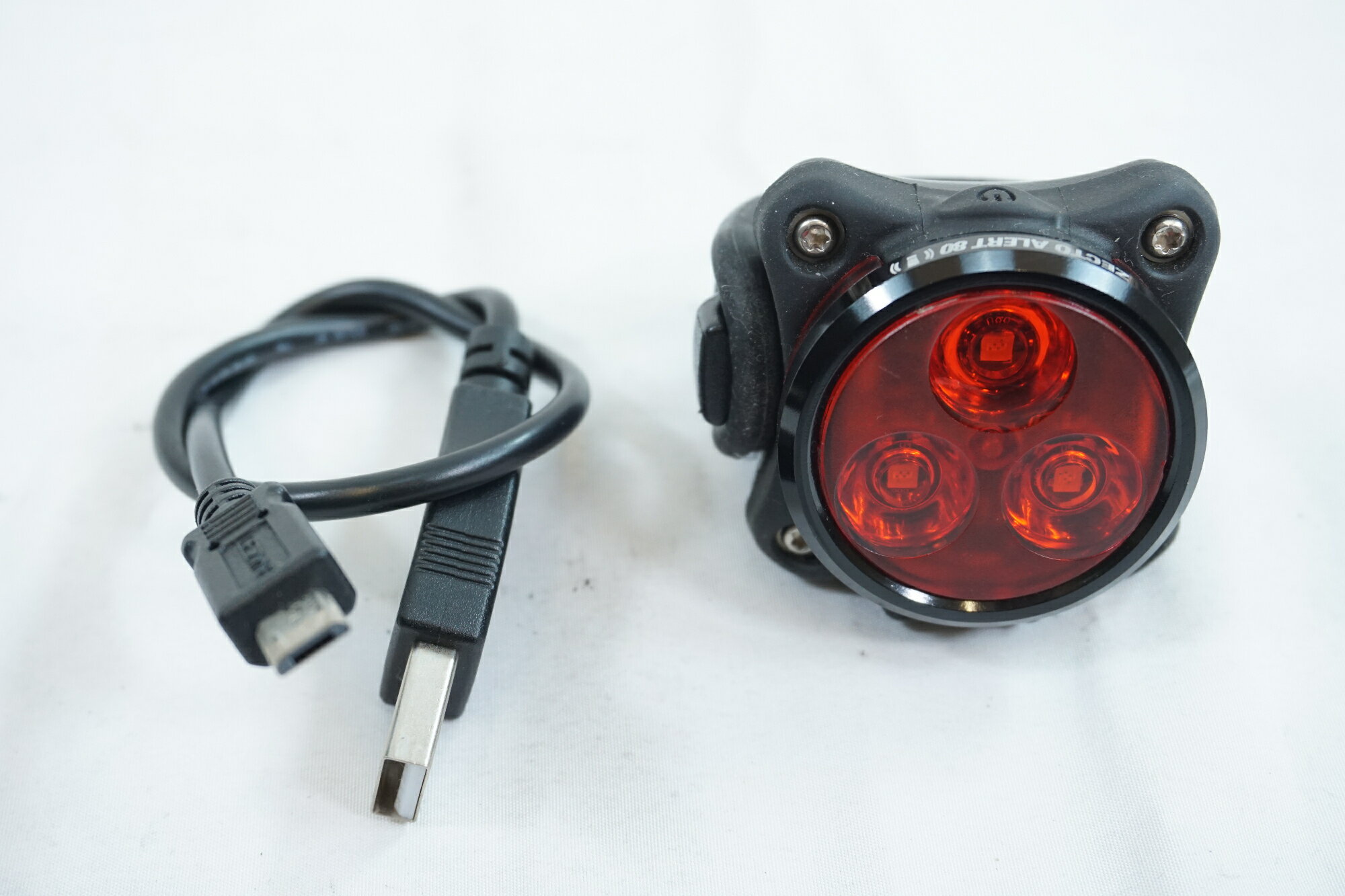 ■商品情報 ・LEZYNE ZECTO ALERT DRIVE ・リアライト ・充電式：Micro-USB ・点灯種類：5(点滅含む) ■状態 ・使用に伴う傷や汚れがございます。 ・動作確認済みですので、使用には問題ございません。 ■付属品...