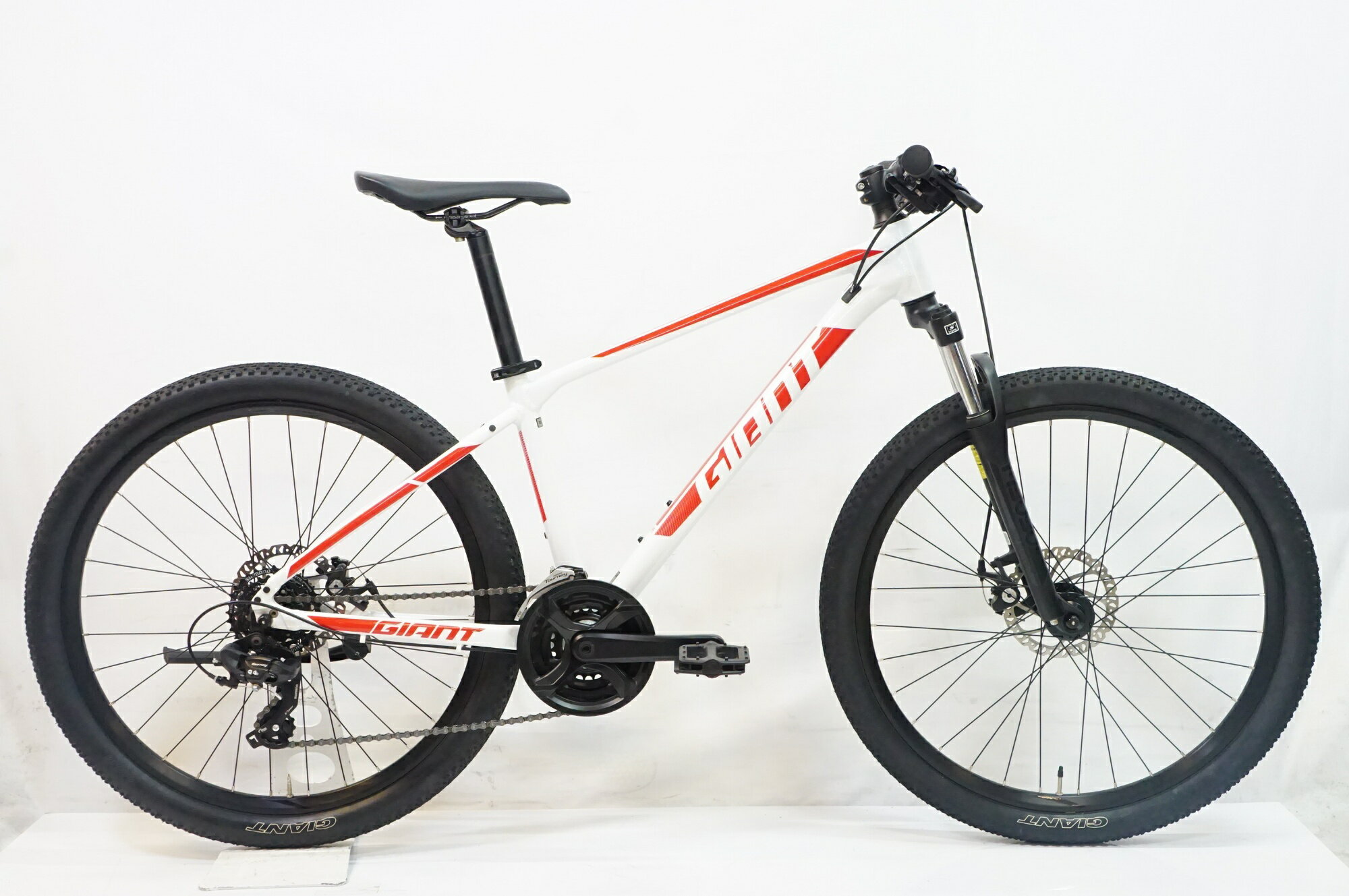 ■商品情報 サイズ: XS シートチューブ(C-T): 405mm トップチューブ(C-C): 565mm(水平換算) 適応身長: 約155-165cm(目安) 重量: 約13.5kg フレーム: アルミ フォーク: サスペンション レバー...