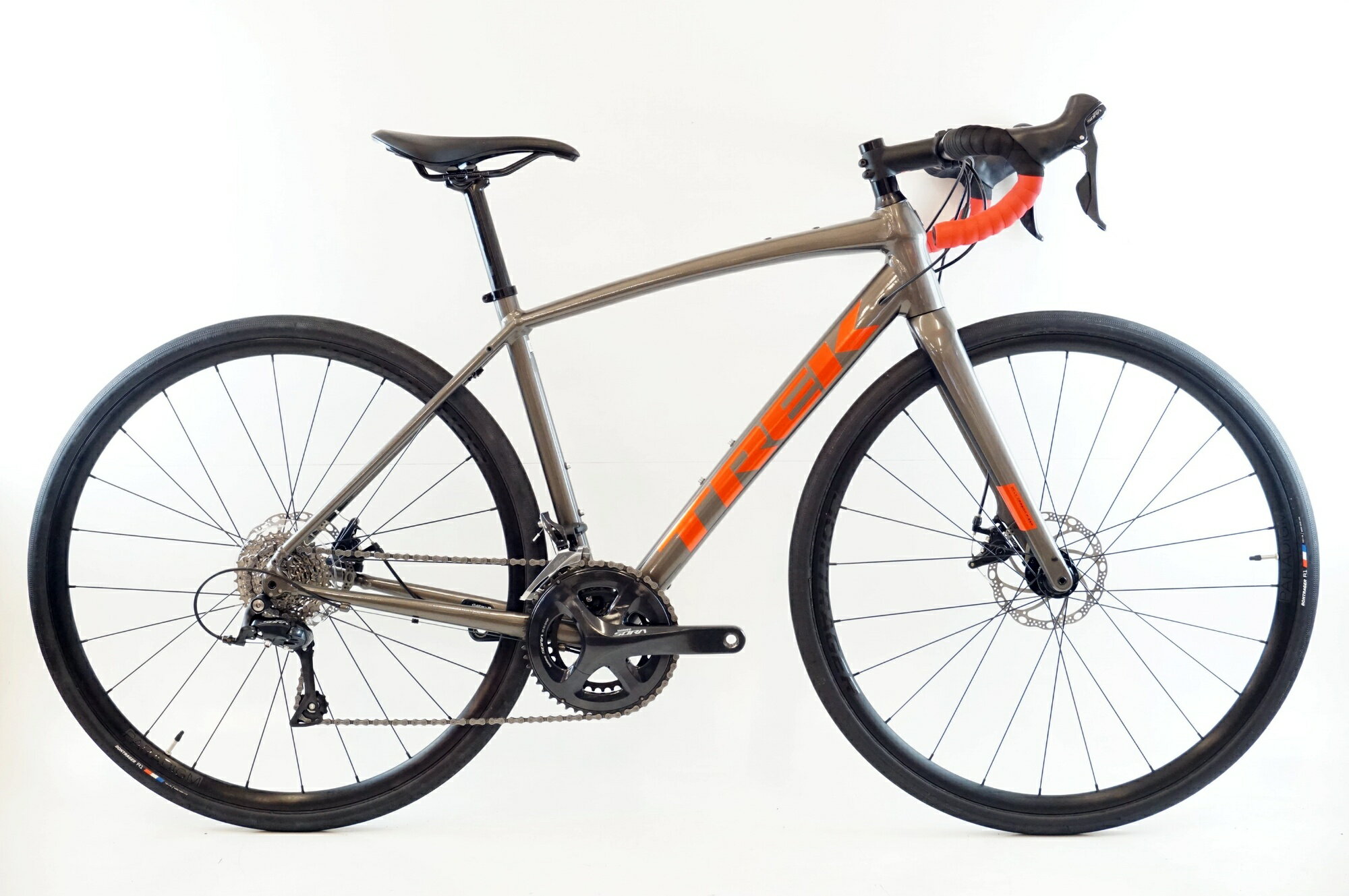■商品情報 メーカーサイズ:52 シートチューブ(C-T): 475mm トップチューブ(C-C):530mm(ホリゾンタル換算) 適応身長:166-172cm(目安) 重量:約10.5kg フレーム材質:アルミ フロントフォーク:アルミ+...