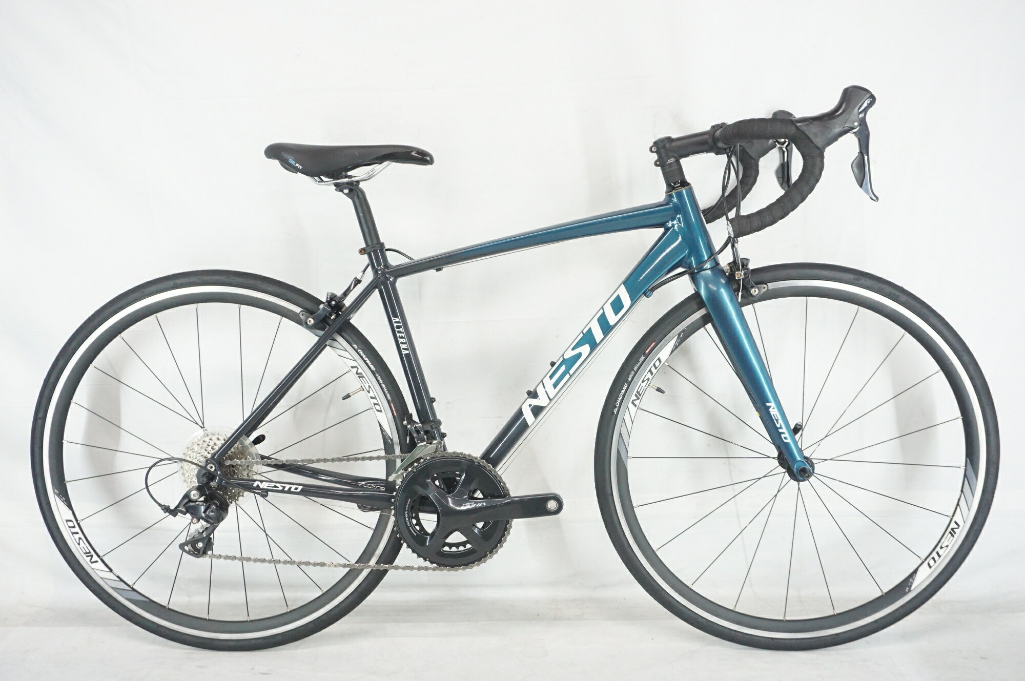 ■商品情報 メーカーサイズ：465mmシートチューブ(C-T):465mmトップチューブ(C-C):530mm(ホリゾンタル換算)適応身長:160-175cm(目安)重量：約9kgフレーム材質：アルミフロントフォーク：カーボンメインコンポ：...