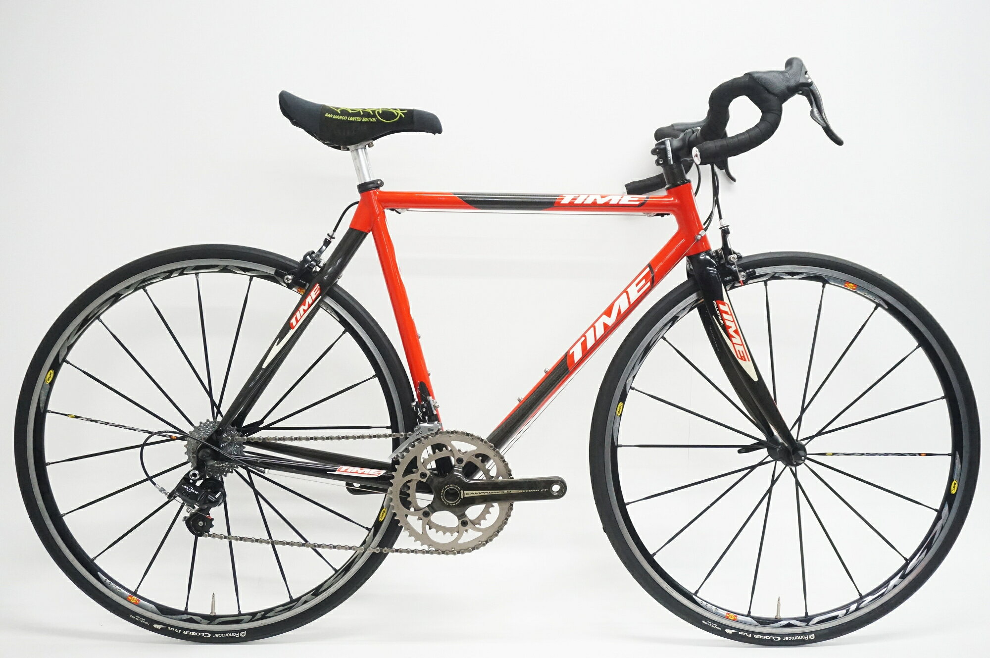 ■商品情報サイズ：53トップチューブ(C-C)：約535mm（ホリゾンタル換算）シートチューブ(C-T)：約535mm（実測値）適応身長：165-175cm(目安)重量：約7.9kgフレーム：カーボンフォーク：アルミ+カーボンレバー：CAM...