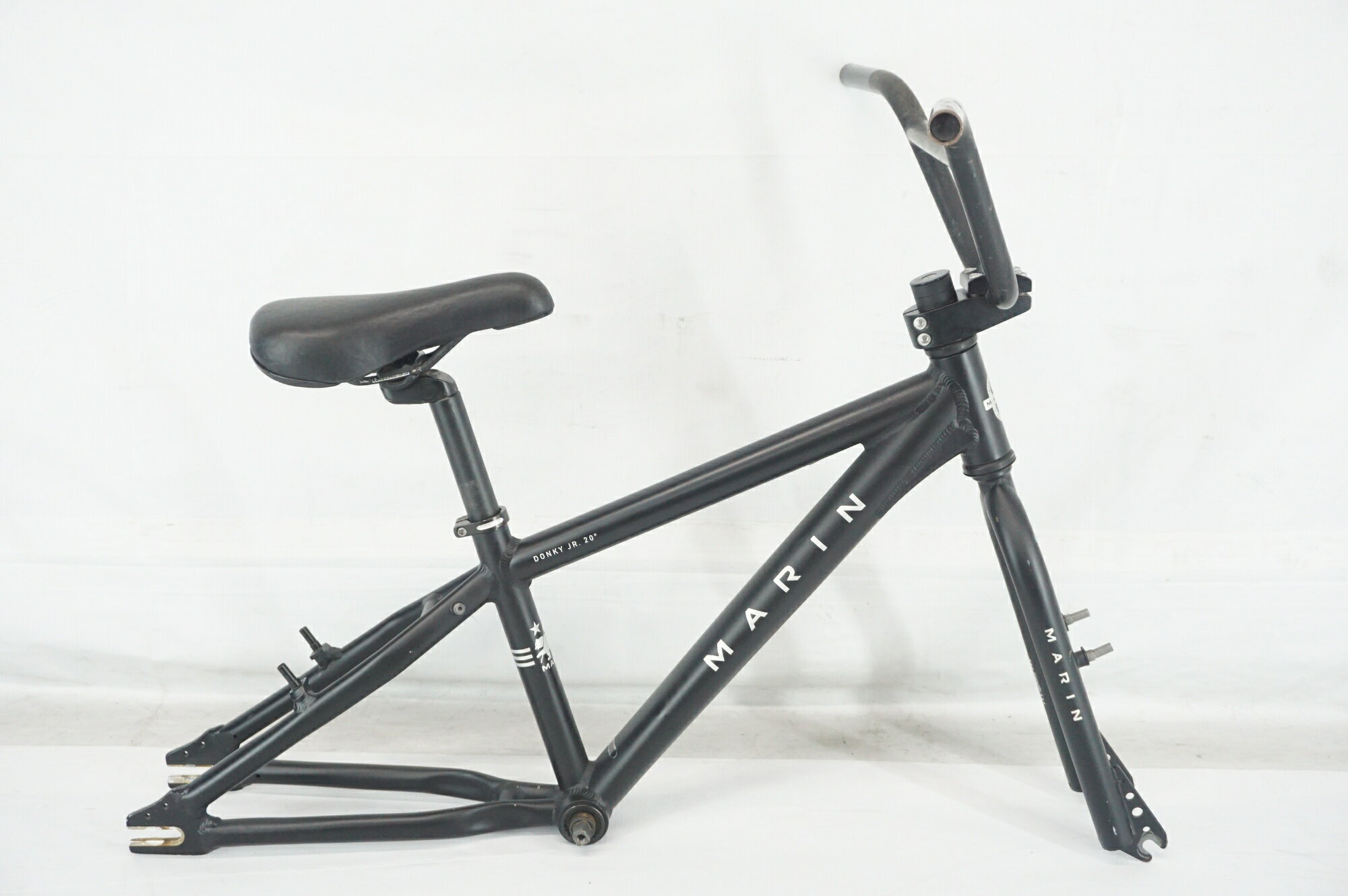 ■商品情報メーカーサイズ：20インチシートチューブ(C-T):285mm(実測)トップチューブ(C-C):410mm(ホリゾンタル換算 実測)適応身長:105-120cm(目安)重量：約4450gフレーム材質：アルミフロントフォーク：スチー...