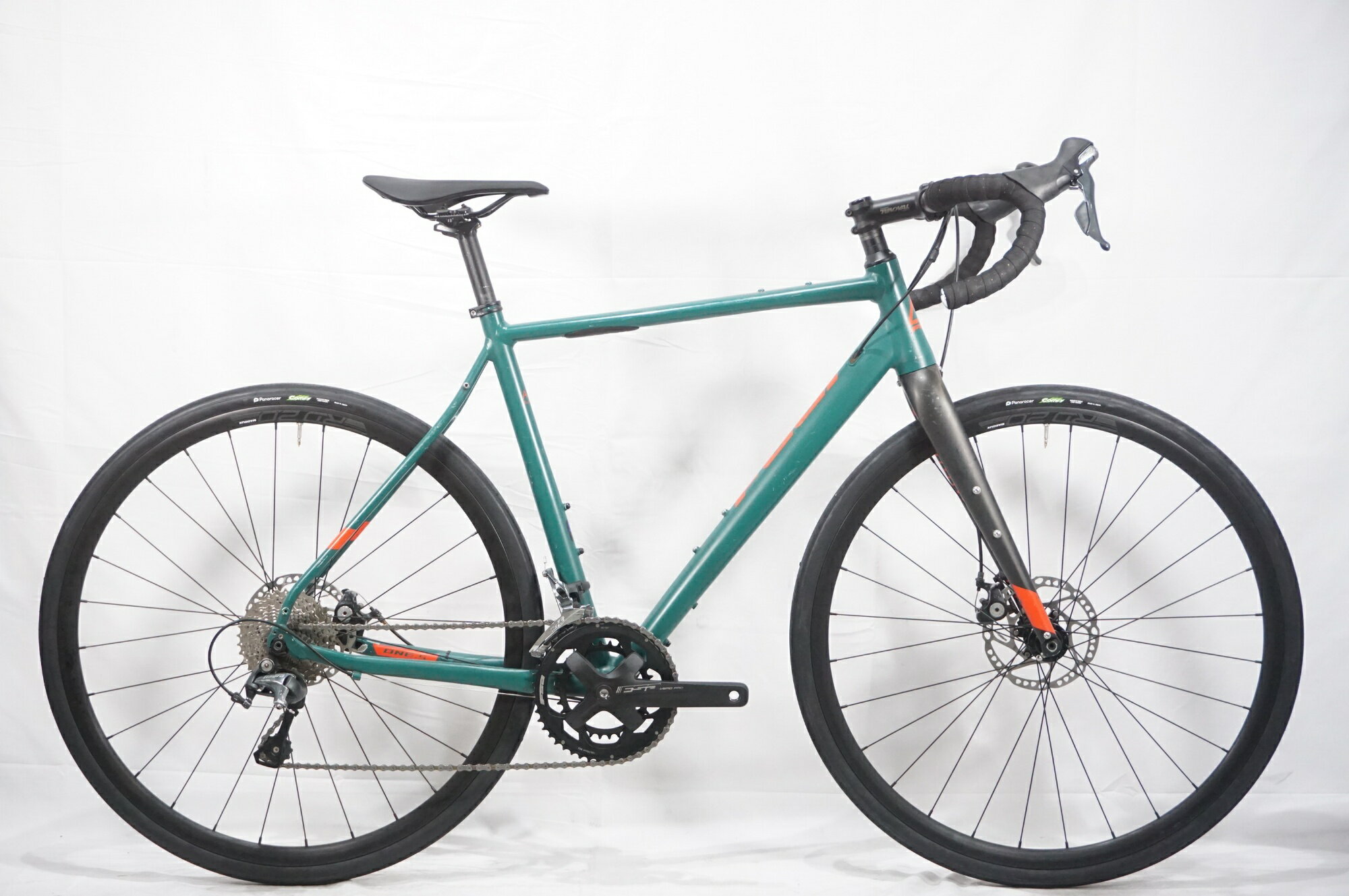 ■商品情報メーカーサイズ:54シートチューブ(C-T): 540mmトップチューブ(C-C):530mm(ホリゾンタル換算)適応身長:170-175cm(目安)重量:約10.8kgフレーム材質:アルミフロントフォーク:カーボンレバー:SHI...